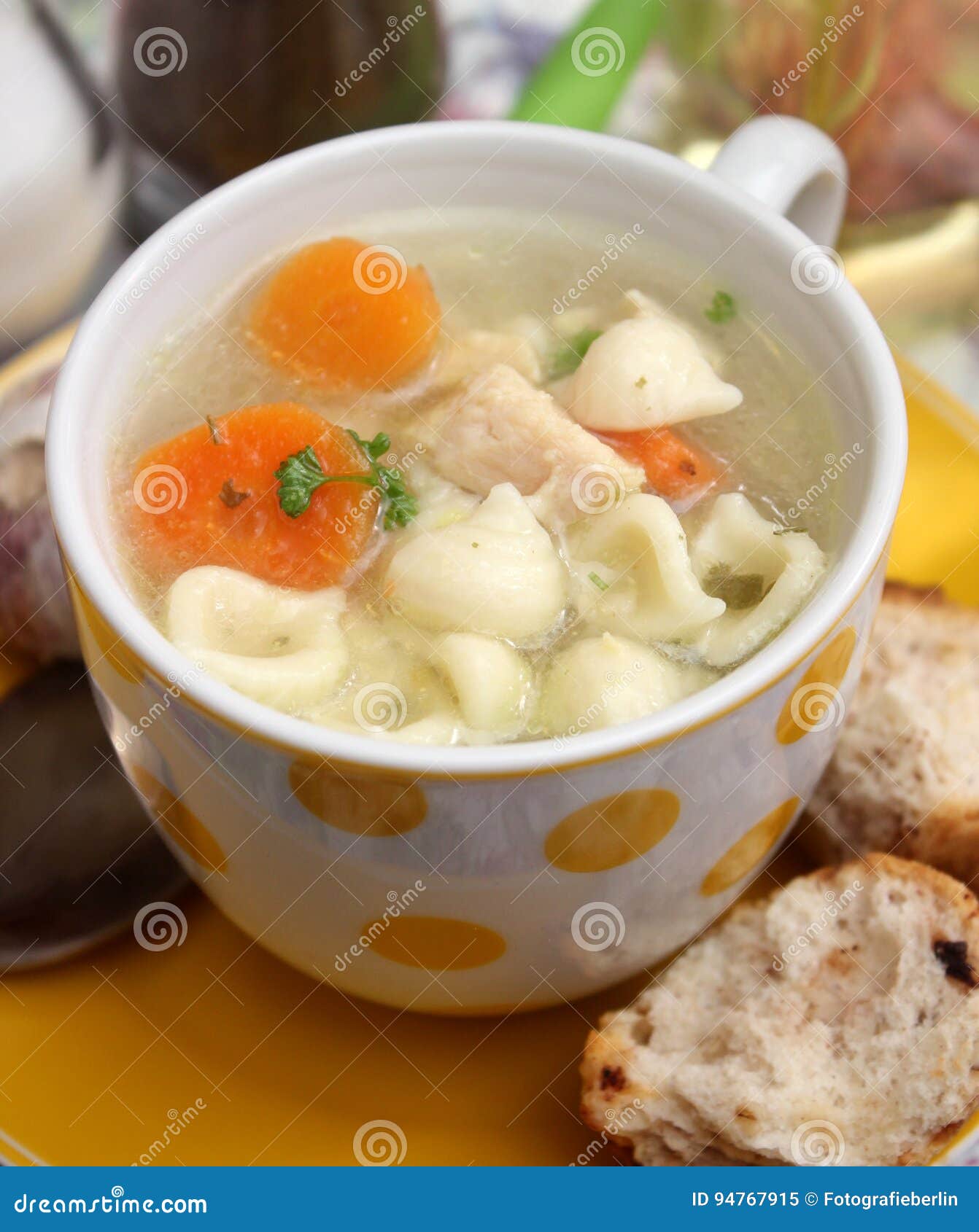 Potage de poulet image stock. Image du pâtes, nourriture - 94767915