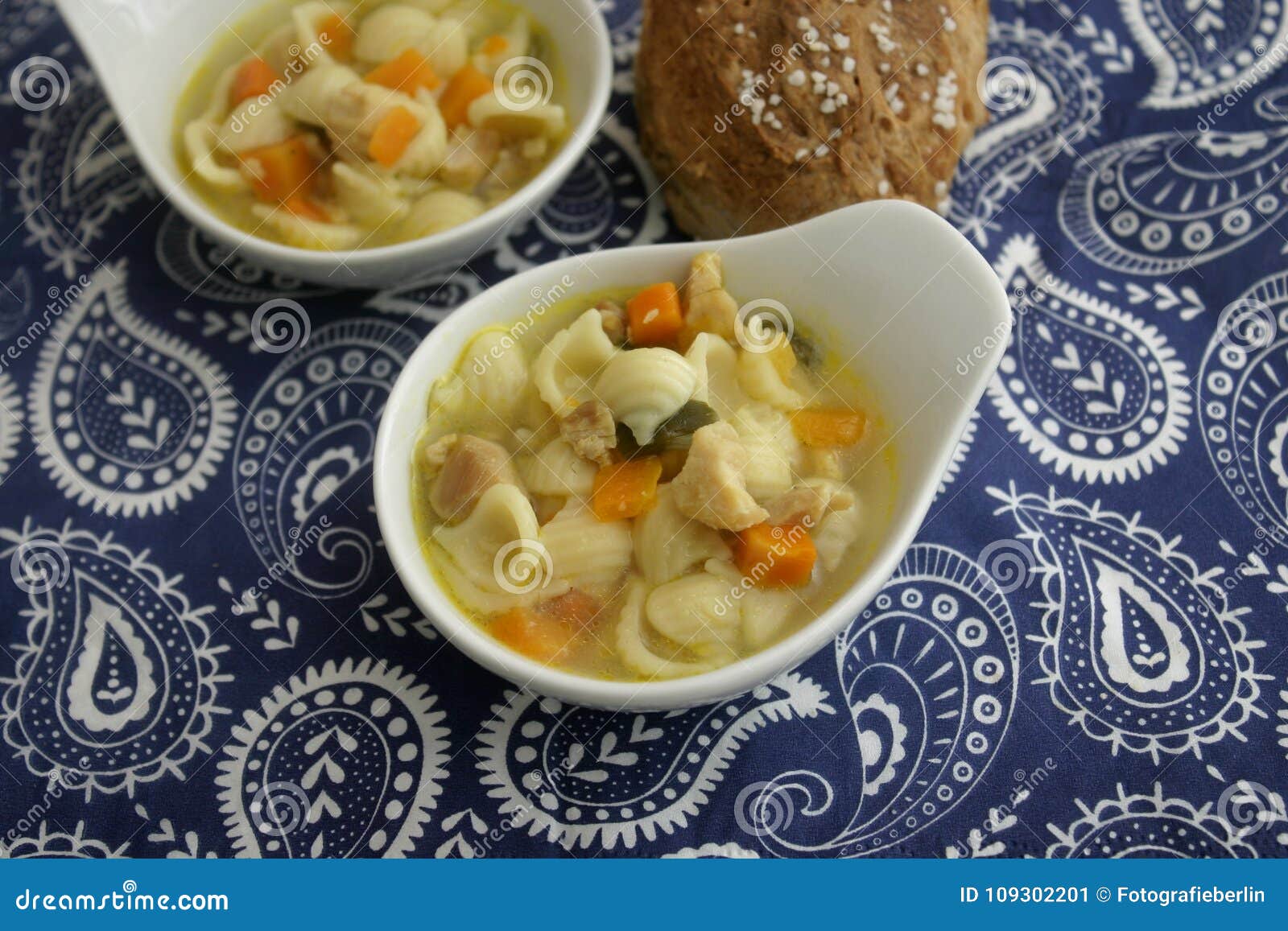 Potage De Poulet Avec Des Nouilles Image stock - Image du secouez ...