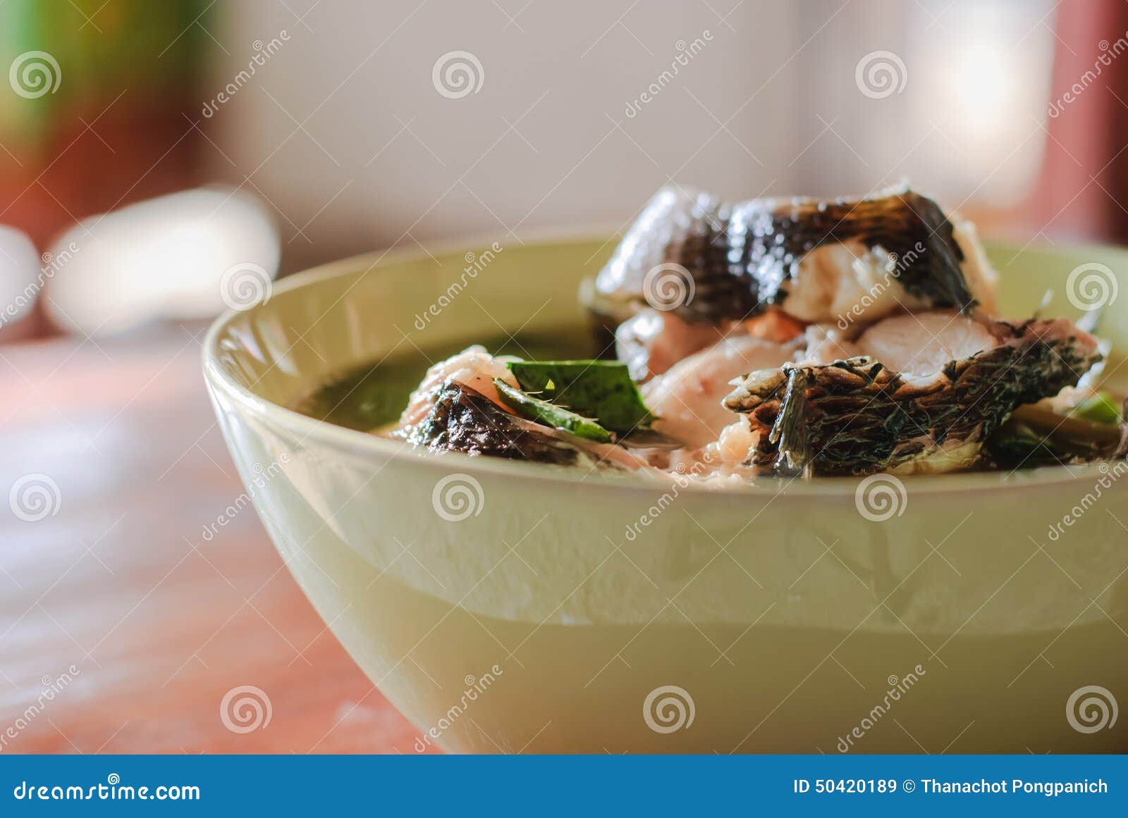 Potage de Tom Yum image stock. Image du chaux, herbe - 50420189