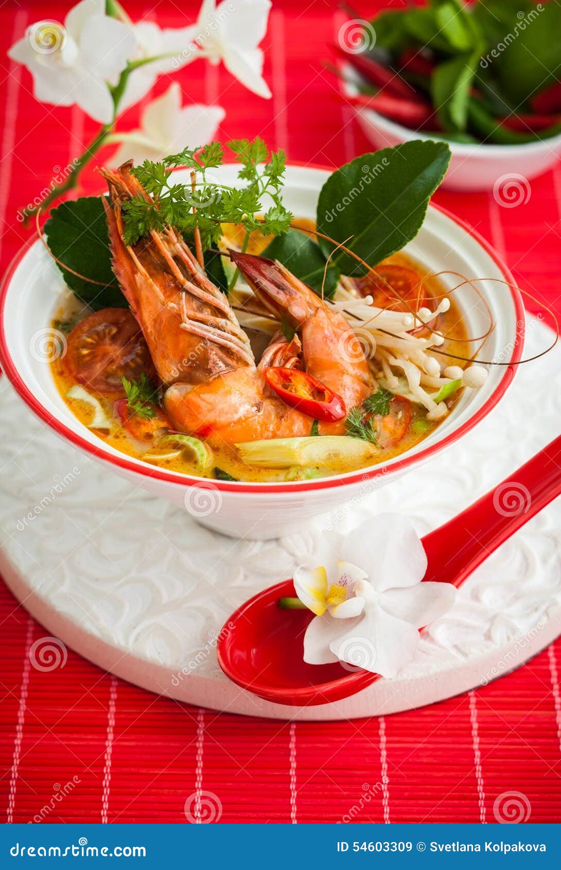 Potage de Tom Yum image stock. Image du repas, fleur - 54603309