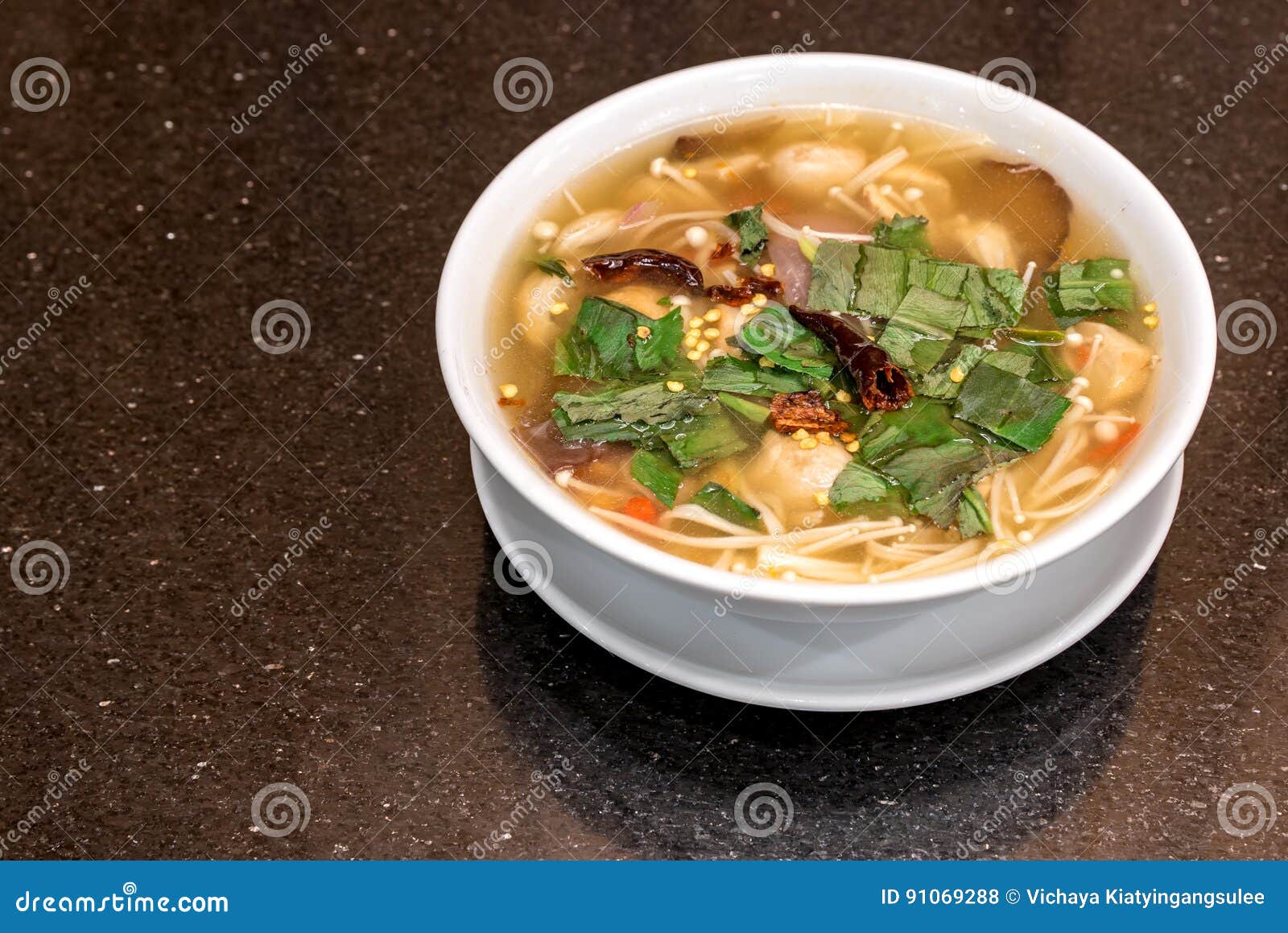 Potage de Tom Yum photo stock. Image of herbe, champignon - 91069288