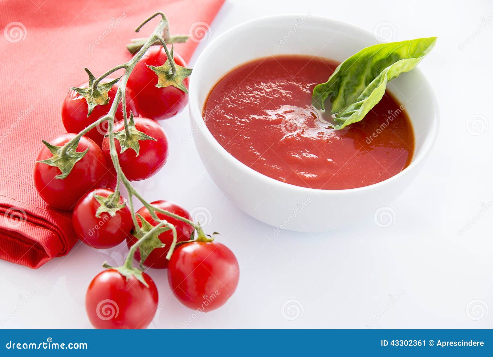 Potage frais de tomate image stock. Image du rouge, cerise - 43302361