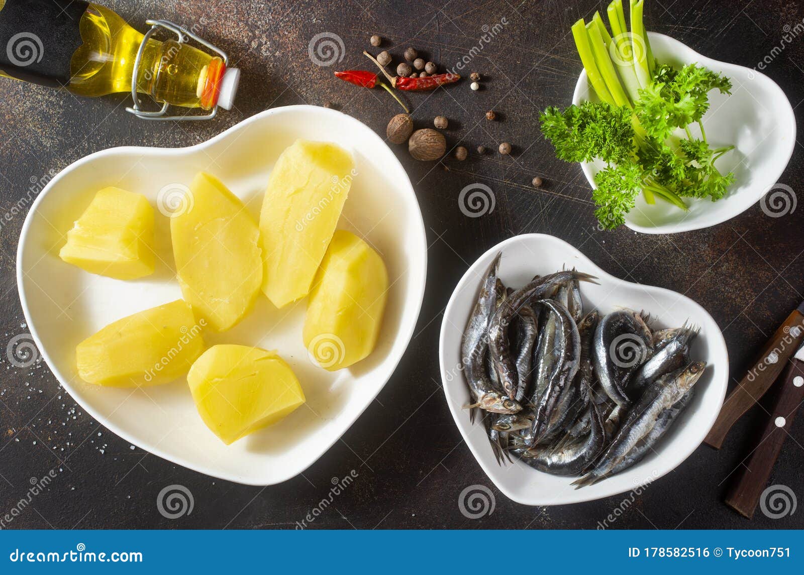 Potatis med fisk arkivfoto. Bild av kulinariskt, lök - 178582516