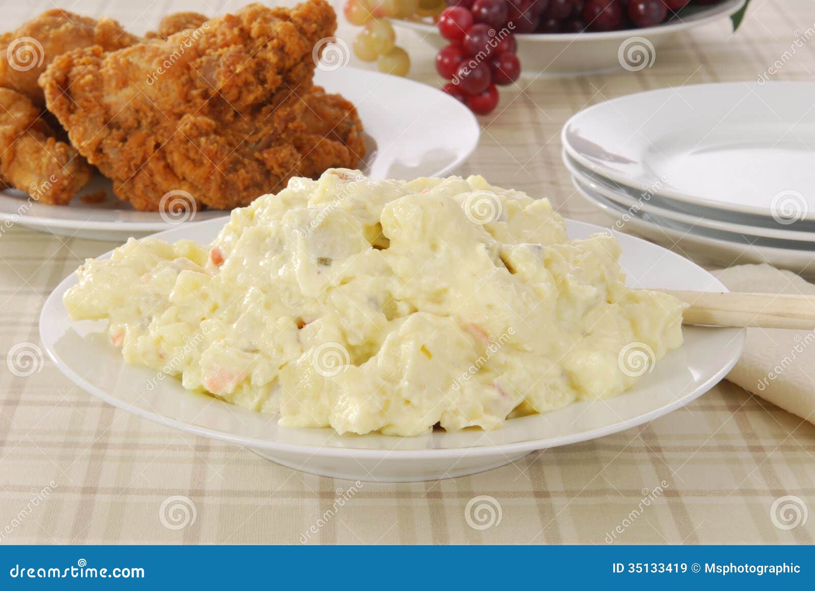 Potato Salad and Fried Chicken Stock Image - Image of bowl, meal: 35133419