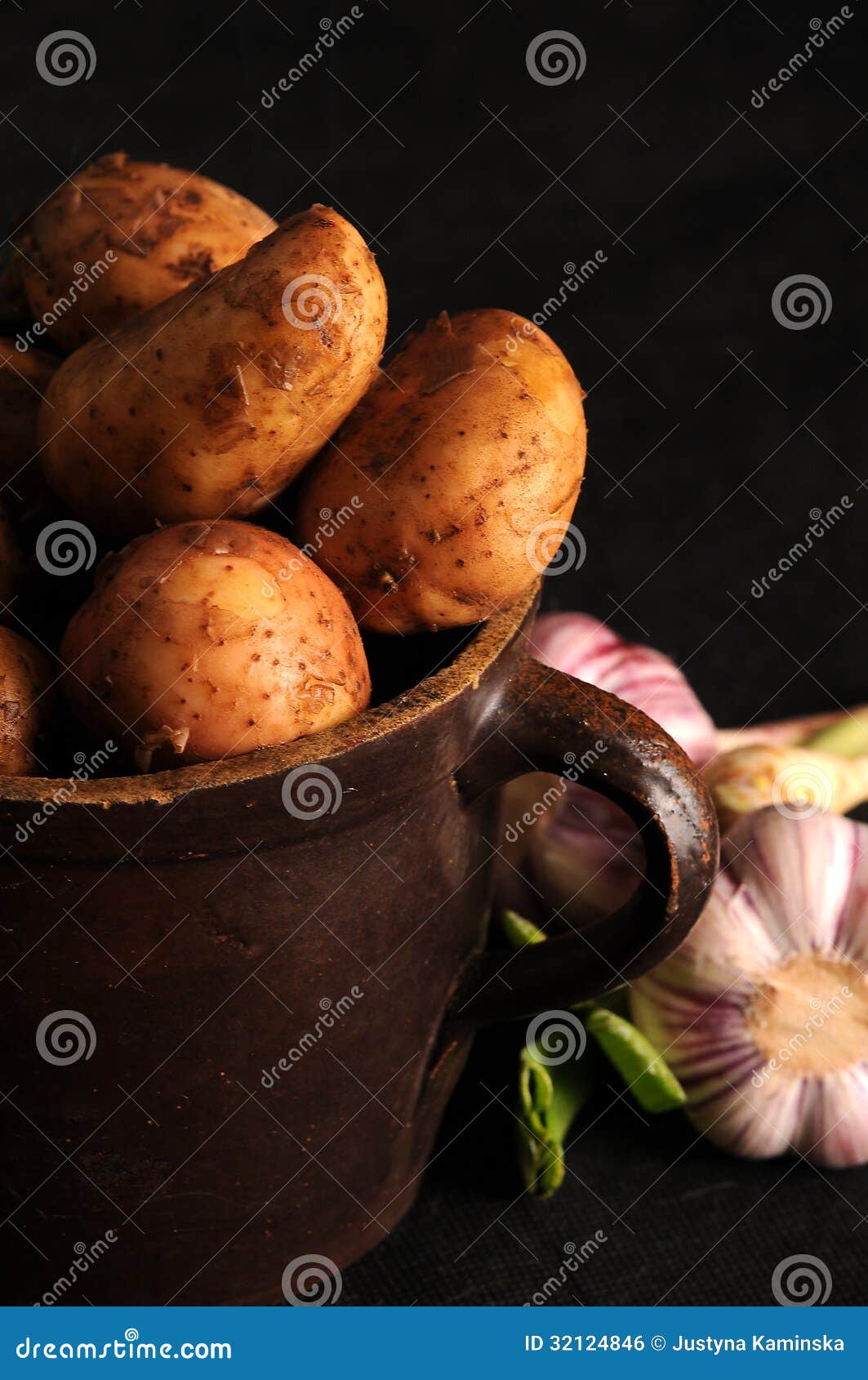 Potatoes in a clay pot stock photo. Image of garlic, natural - 32124846