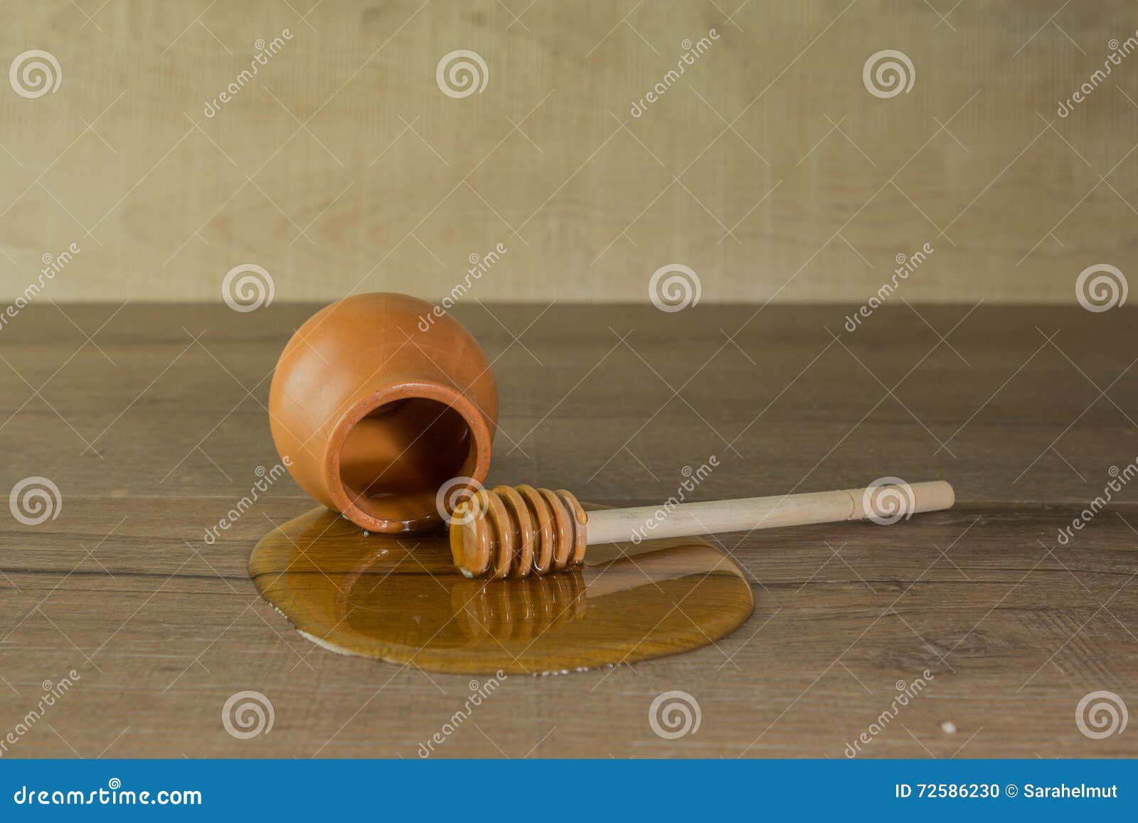 Pote De La Miel Con La Miel Derramada Foto de archivo - Imagen de ...