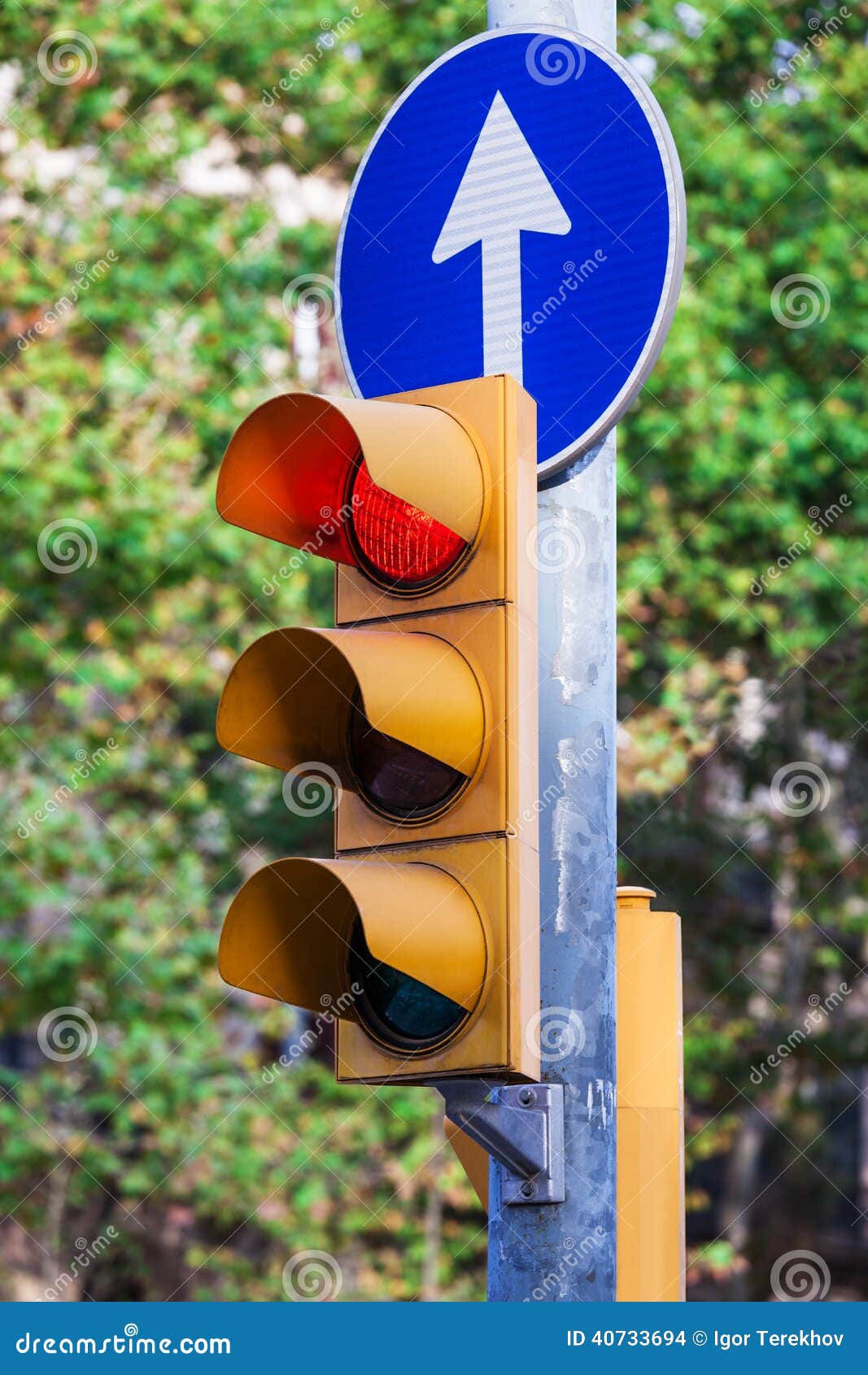 Poteau de signalisation photo stock. Image du downtown - 40733694