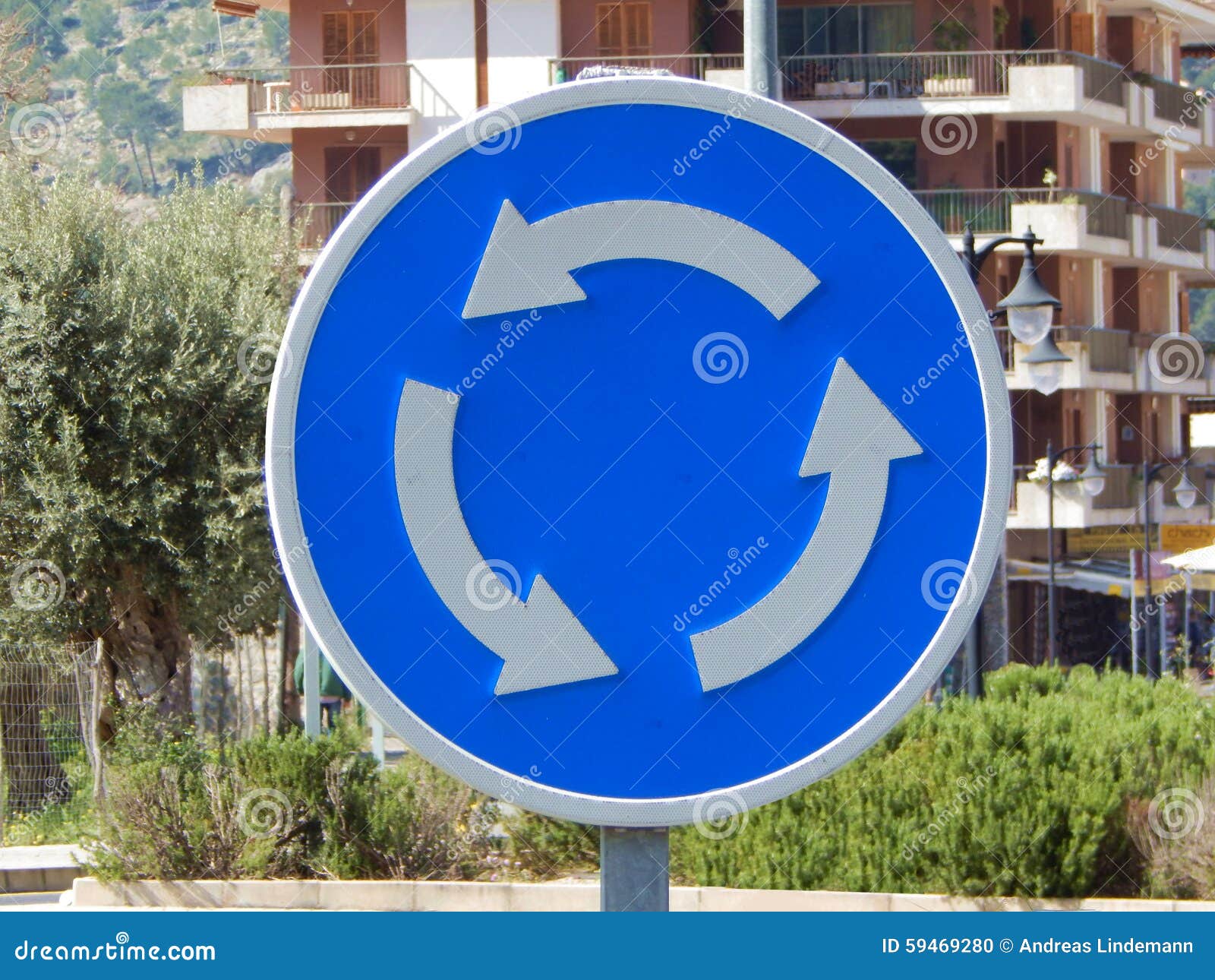 Poteau De Signalisation De Rond Point Photo stock - Image du lumière ...
