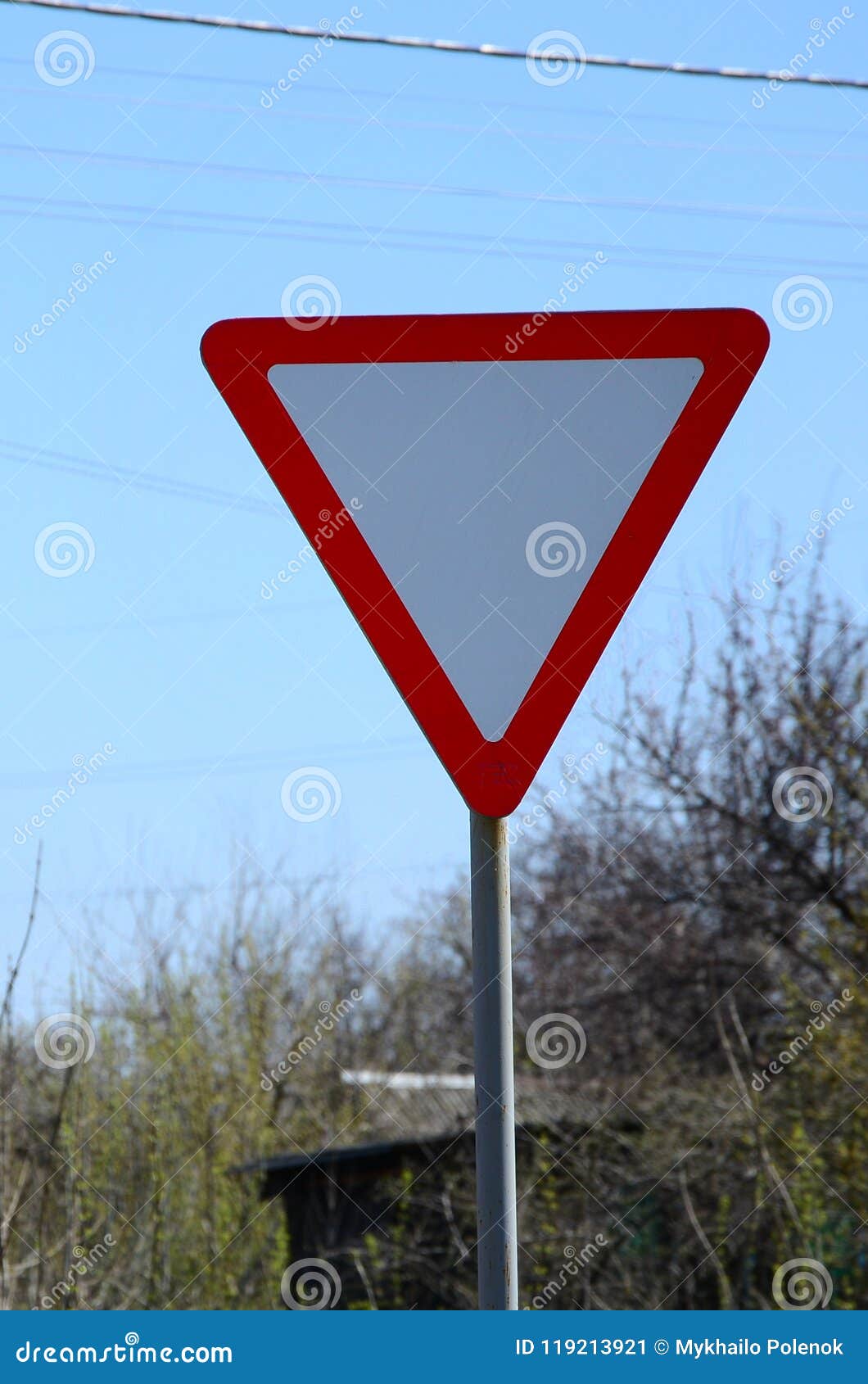 Poteau De Signalisation Sous Forme De Triangle Blanche Menez Image ...