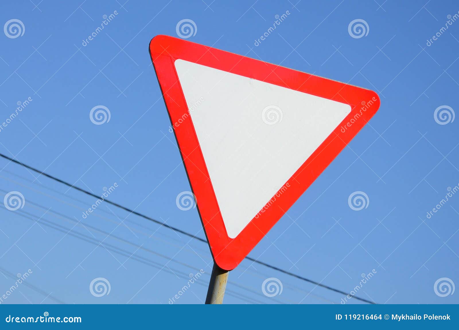 Poteau De Signalisation Sous Forme De Triangle Blanche Menez Photo ...