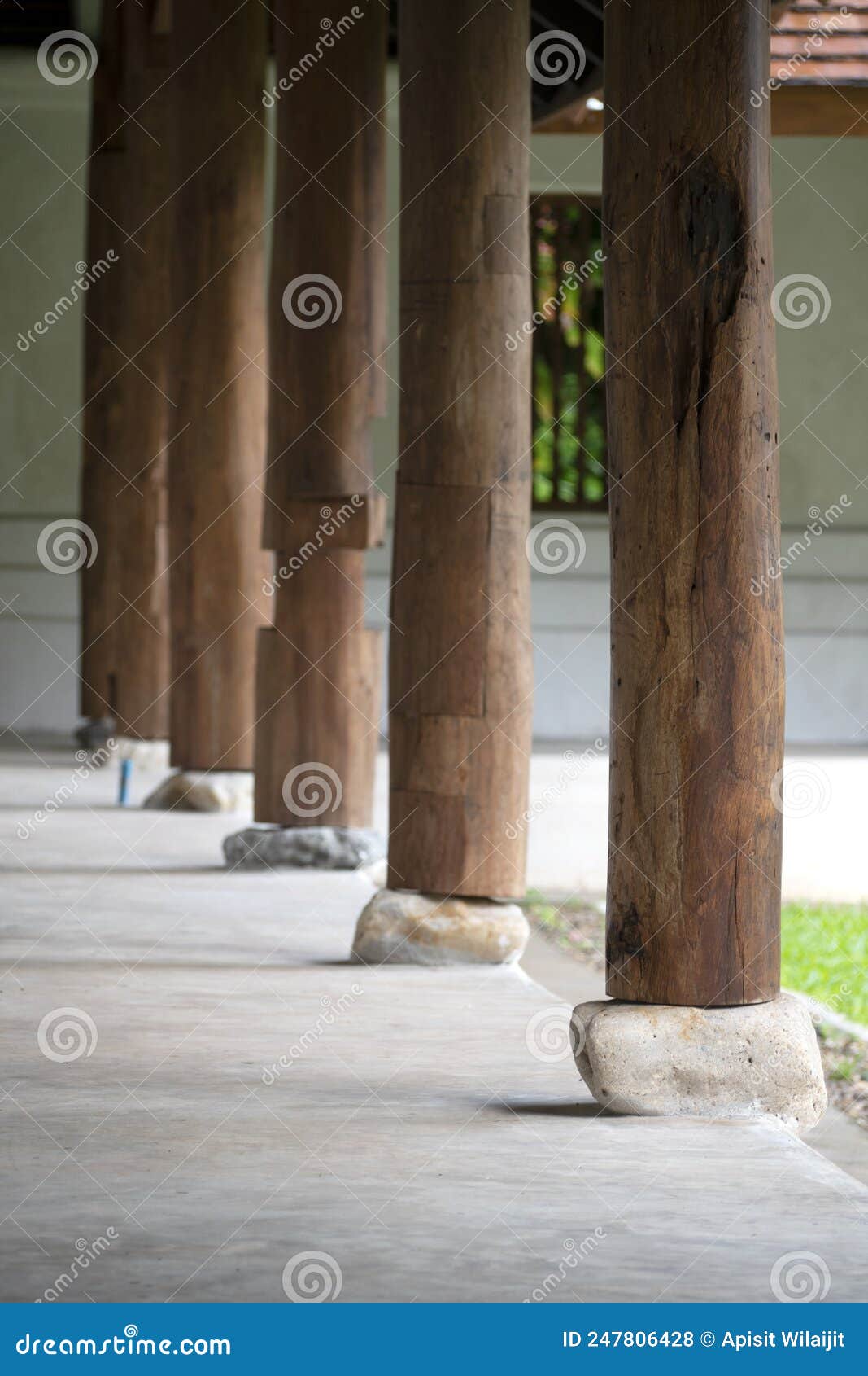 Poteau En Bois Sur Pierre En Architecture Construction. Photo stock ...