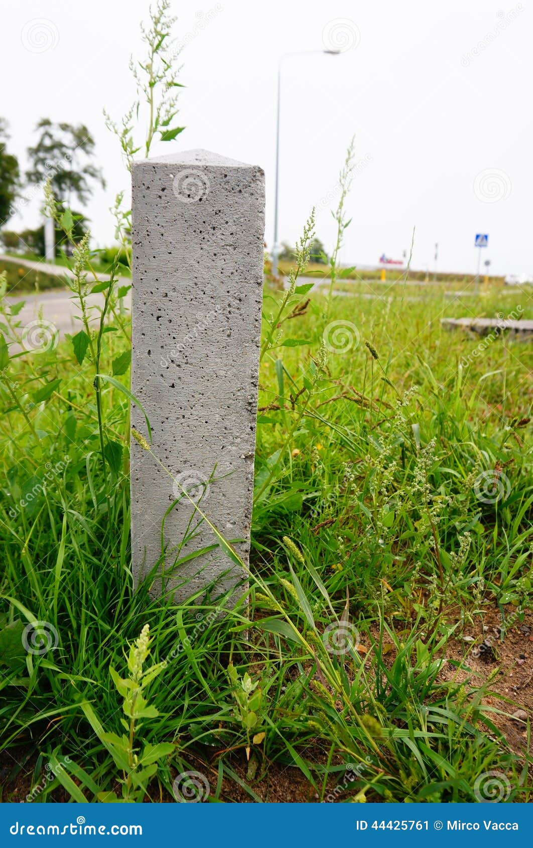 Poteau en pierre image stock. Image du headstone, objet - 44425761
