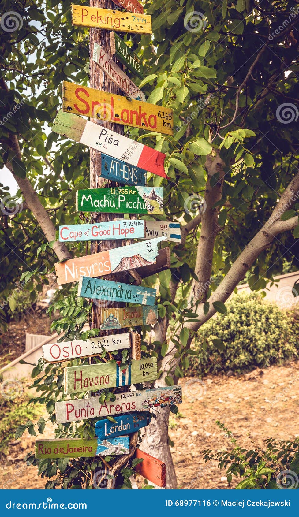 Poteau Indicateur Drôle De Directions Photo stock - Image du route ...