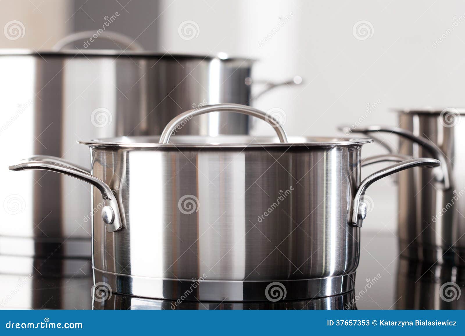 Potes De Aluminio En El Top De La Cocina Imagen de archivo - Imagen de ...