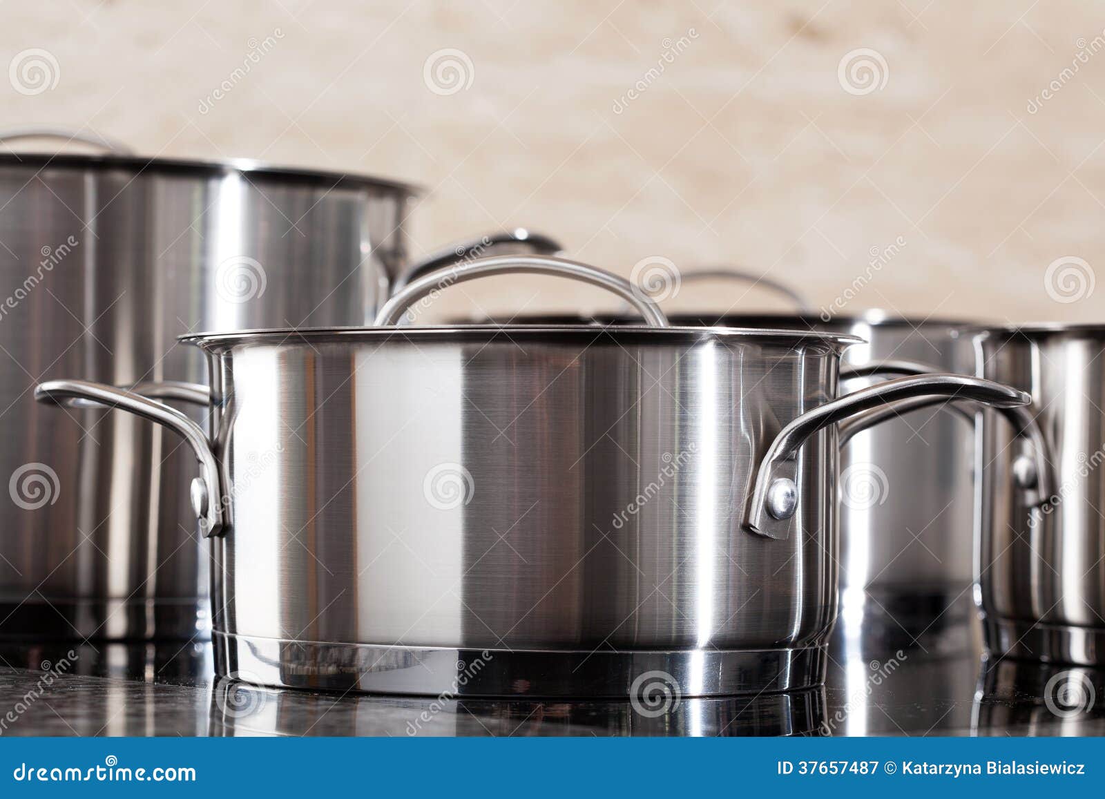 Potes De Aluminio En Primer Imagen de archivo - Imagen de doméstico ...