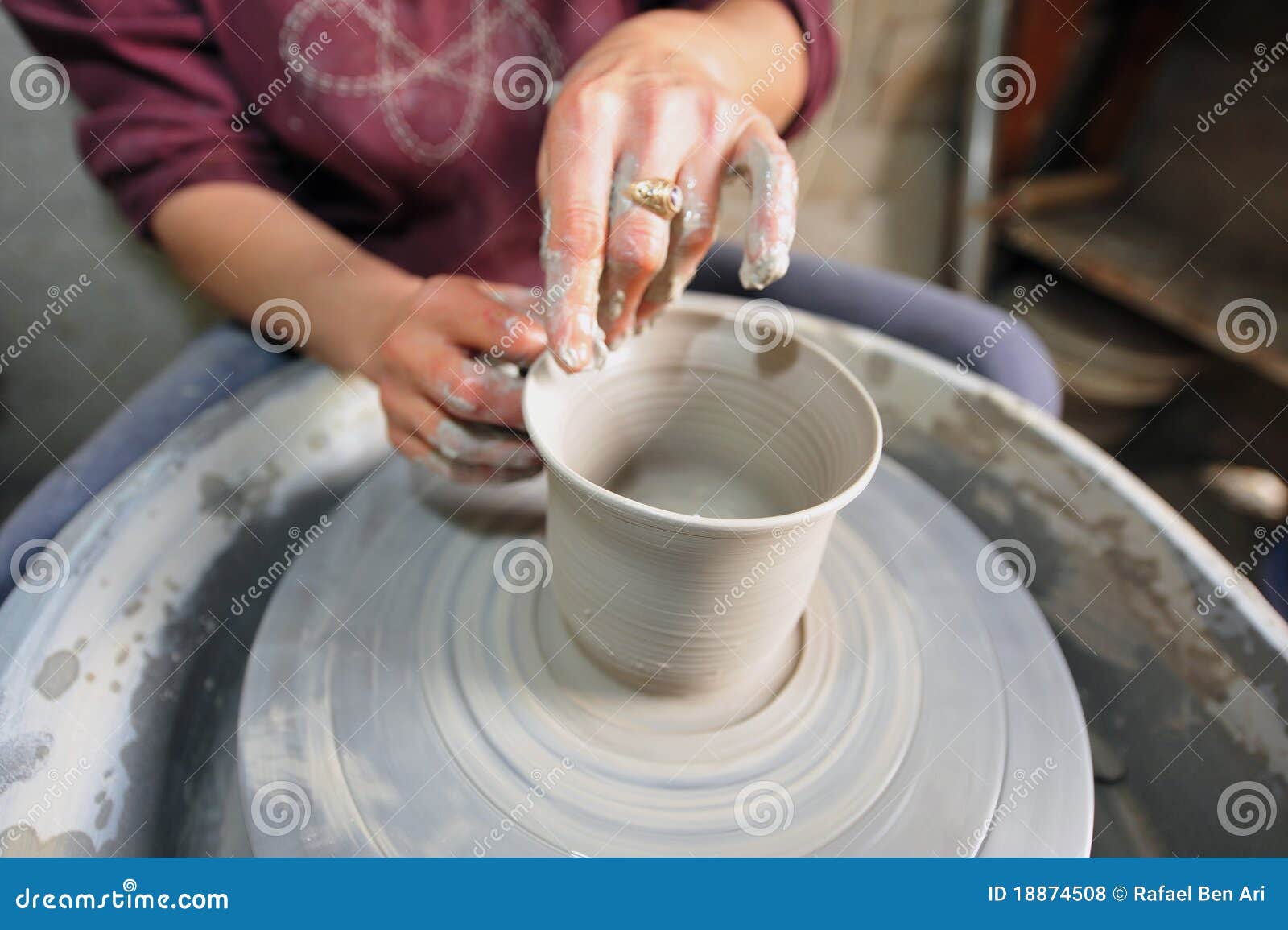 Potier photo stock. Image du humain, choyé, modifié, faïence - 18874508