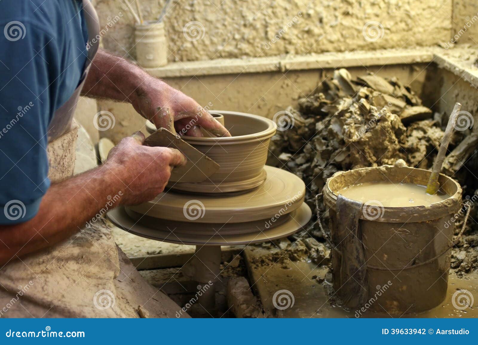 Potier Faisant Une Poterie De Terre Photo stock - Image du fixation ...