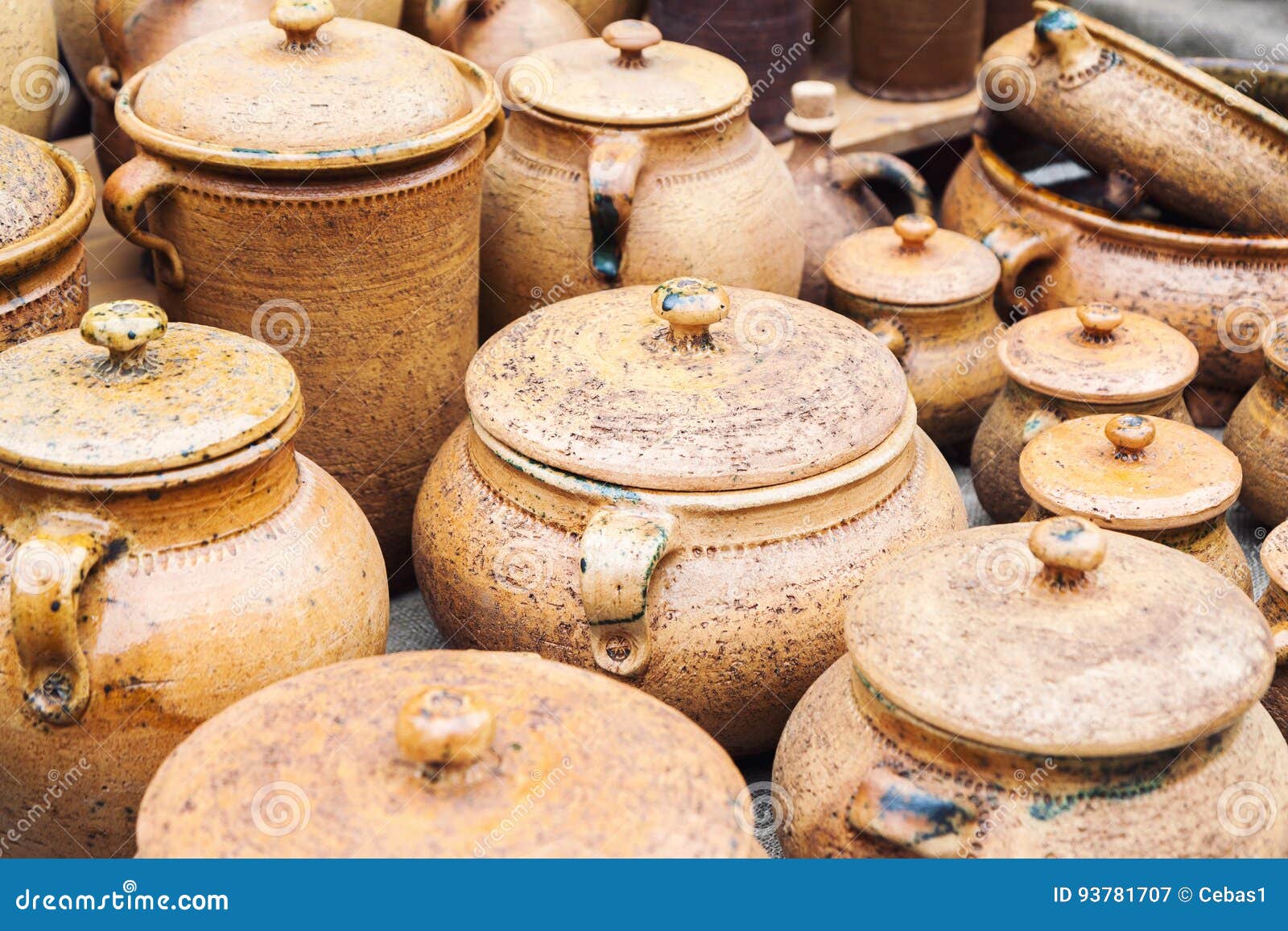 Pots D'argile Traditionnels Faits Main Image stock - Image du décoratif ...