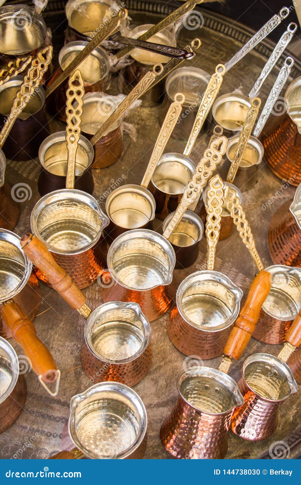 Pots De Caf? Faits Dans Un Style Traditionnel Photo stock - Image du ...
