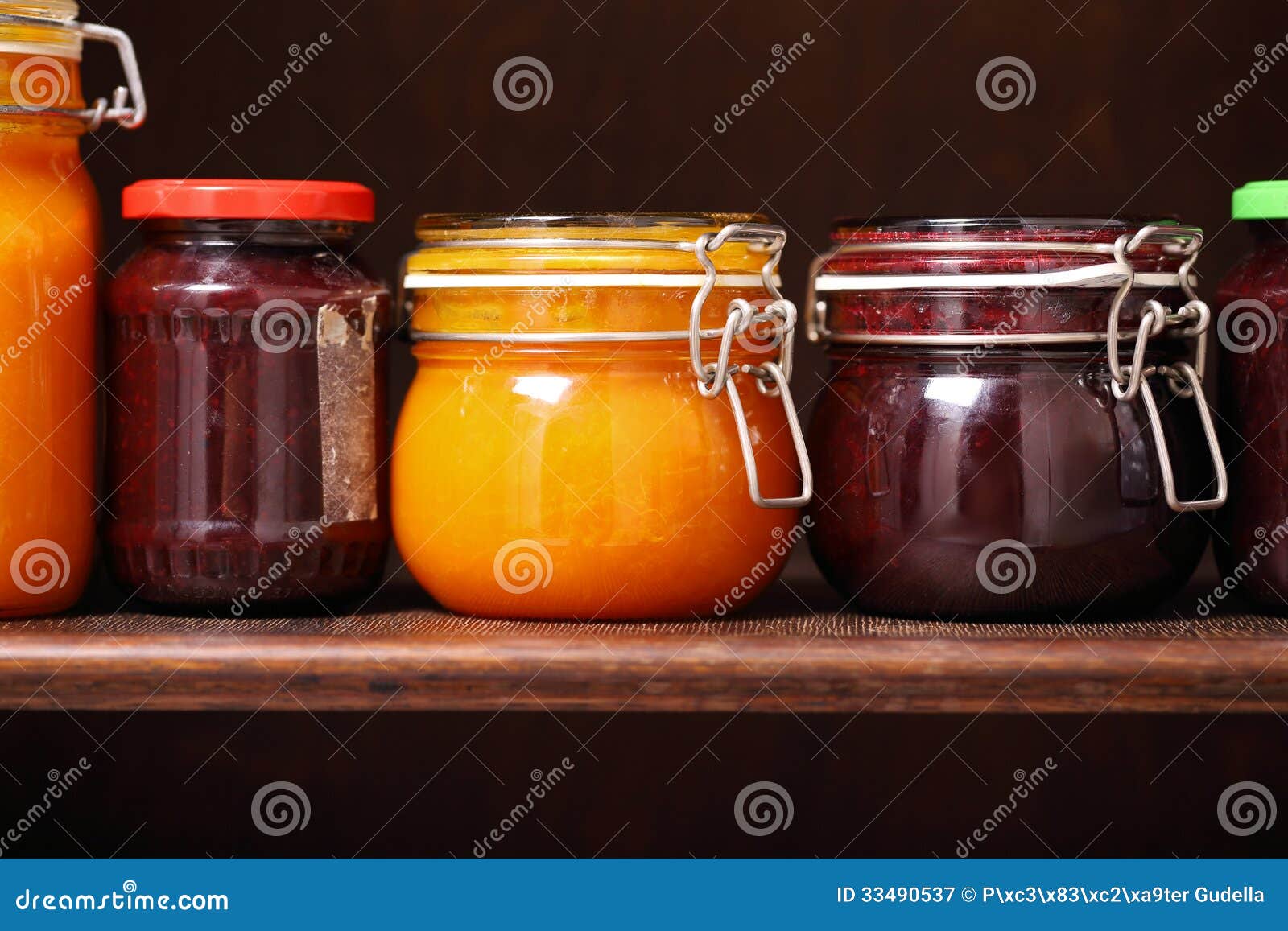 Pots de confiture image stock. Image du conteneur, canned - 33490537