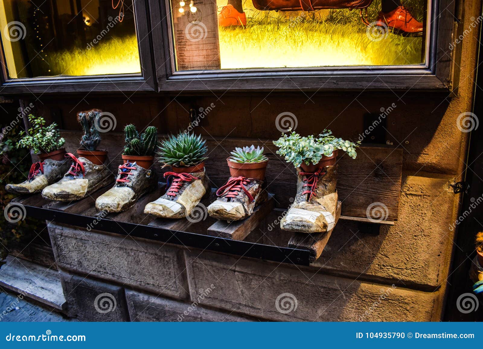 Pots De Fleur Originaux Sous Forme De Chaussures Photo stock - Image du ...