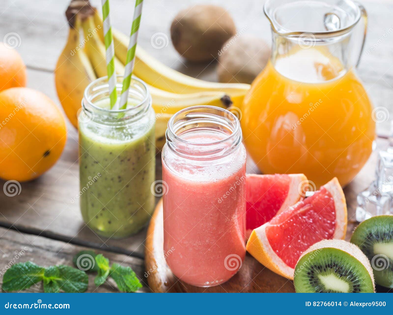 Pots En Verre De Smoothies De Fruit Photo stock - Image du fruits, fond ...