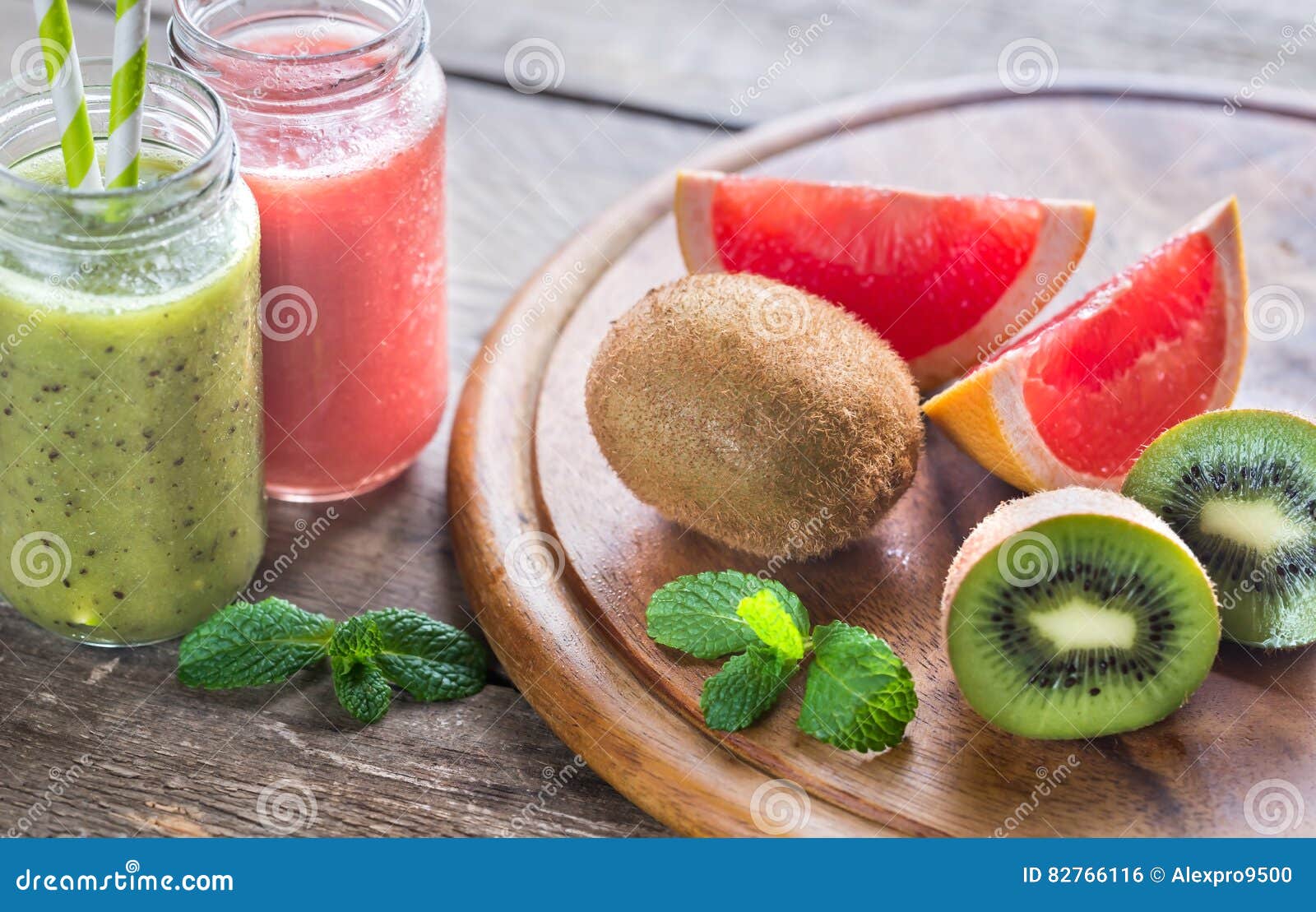Pots En Verre De Smoothies De Fruit Photo stock - Image du organique ...
