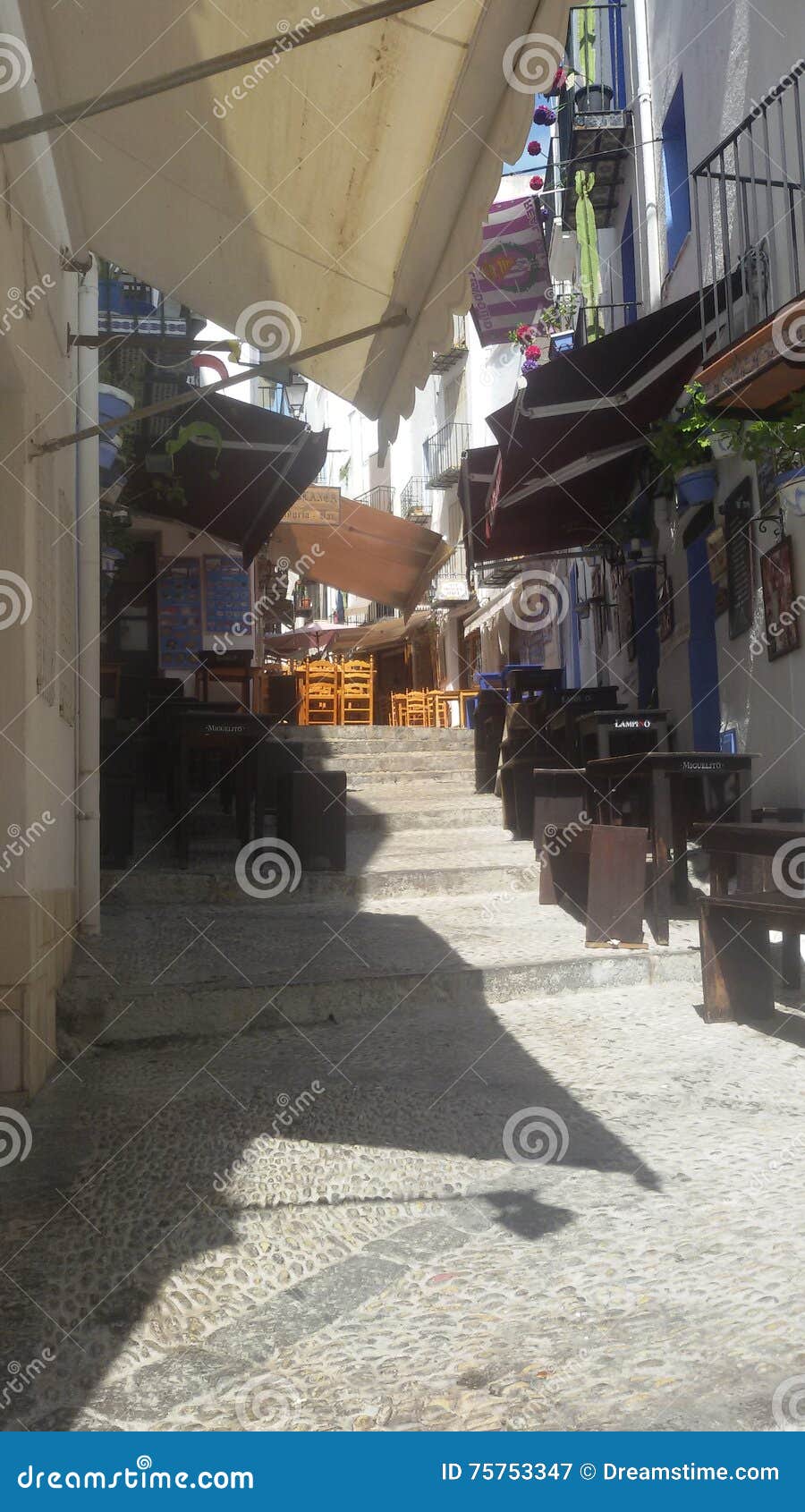Pouca rua spain do verão fotografia editorial. Imagem de pouco - 75753347