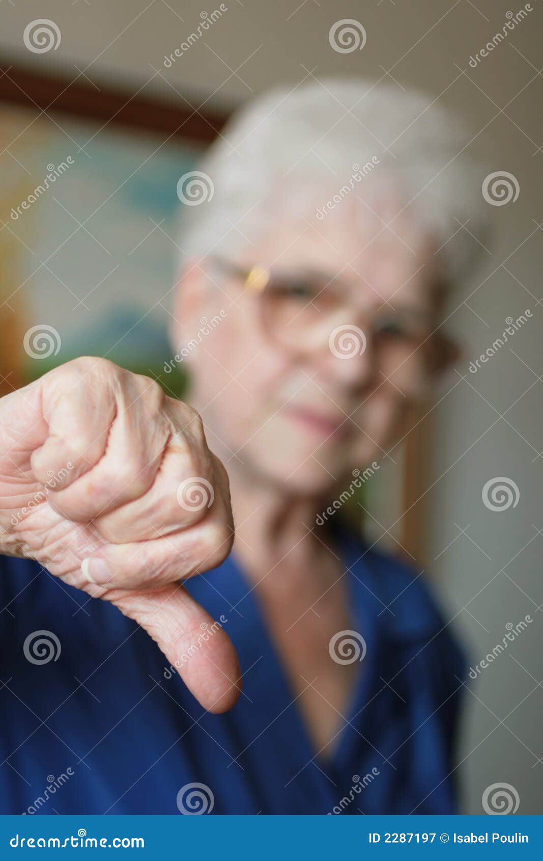 Pouce vers le bas image stock. Image du aîné, pouce, fond - 2287197