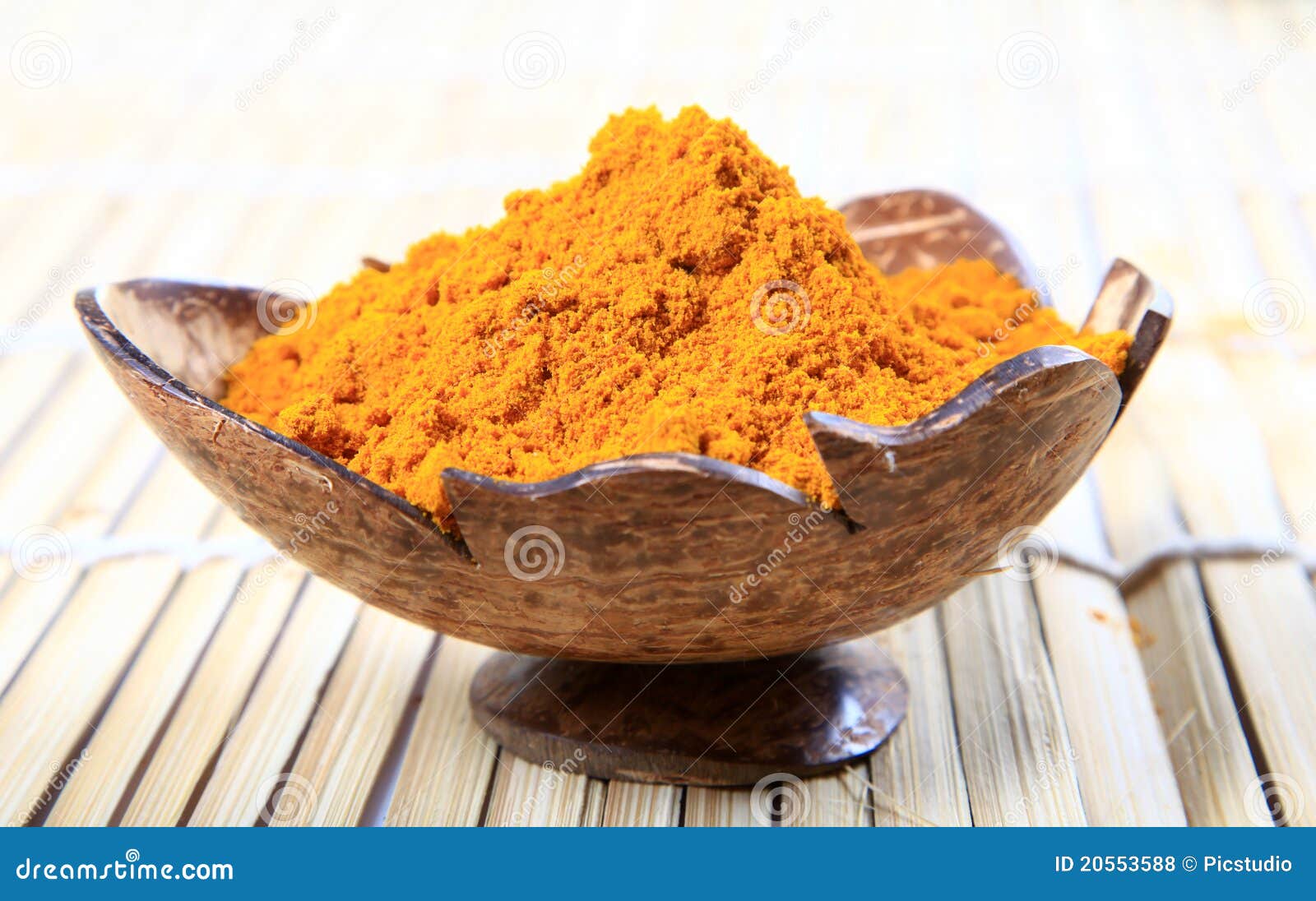 Poudre de safran des indes photo stock. Image of épice - 20553588