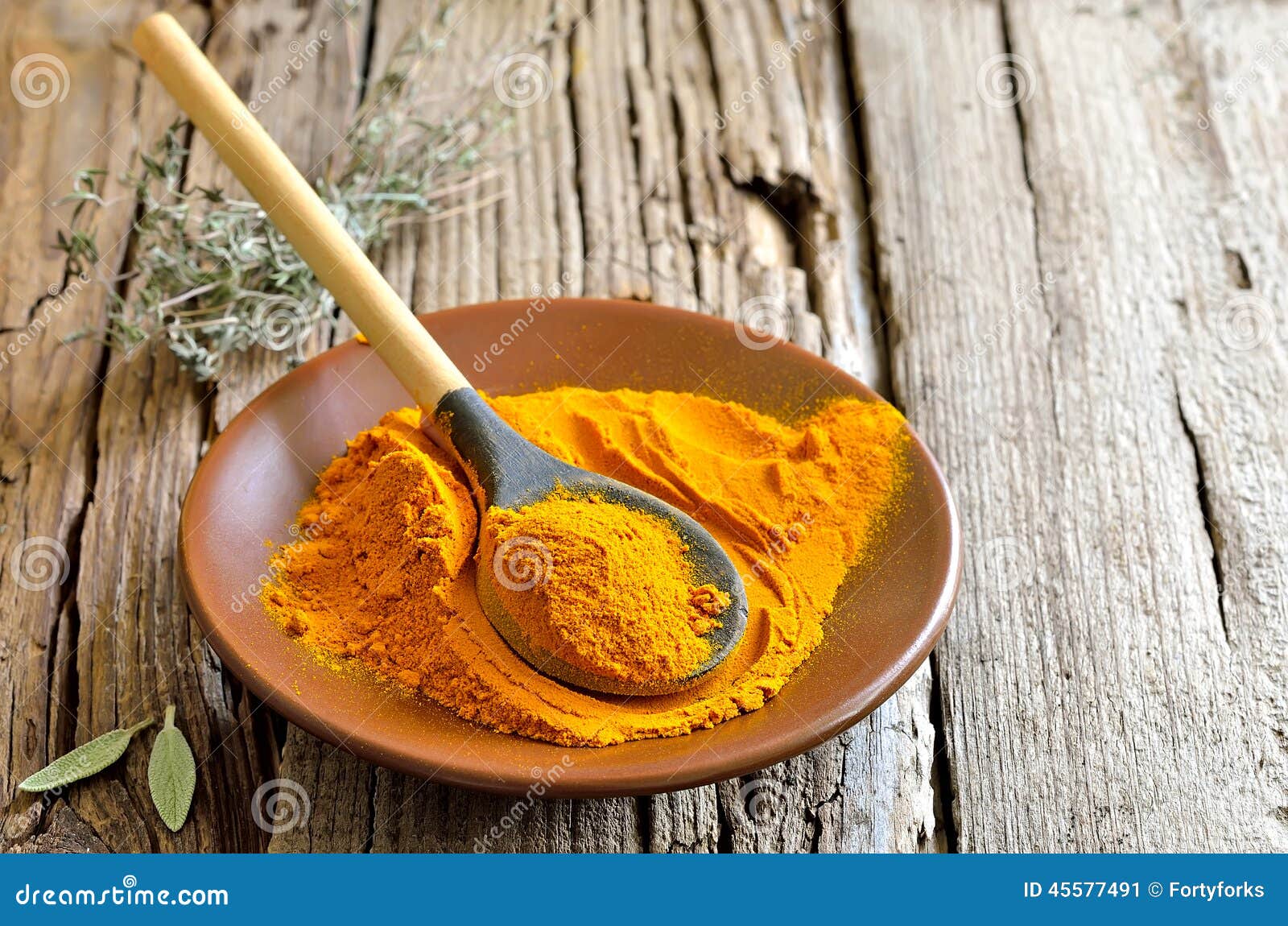 Poudre de safran des indes image stock. Image du couleur - 45577491