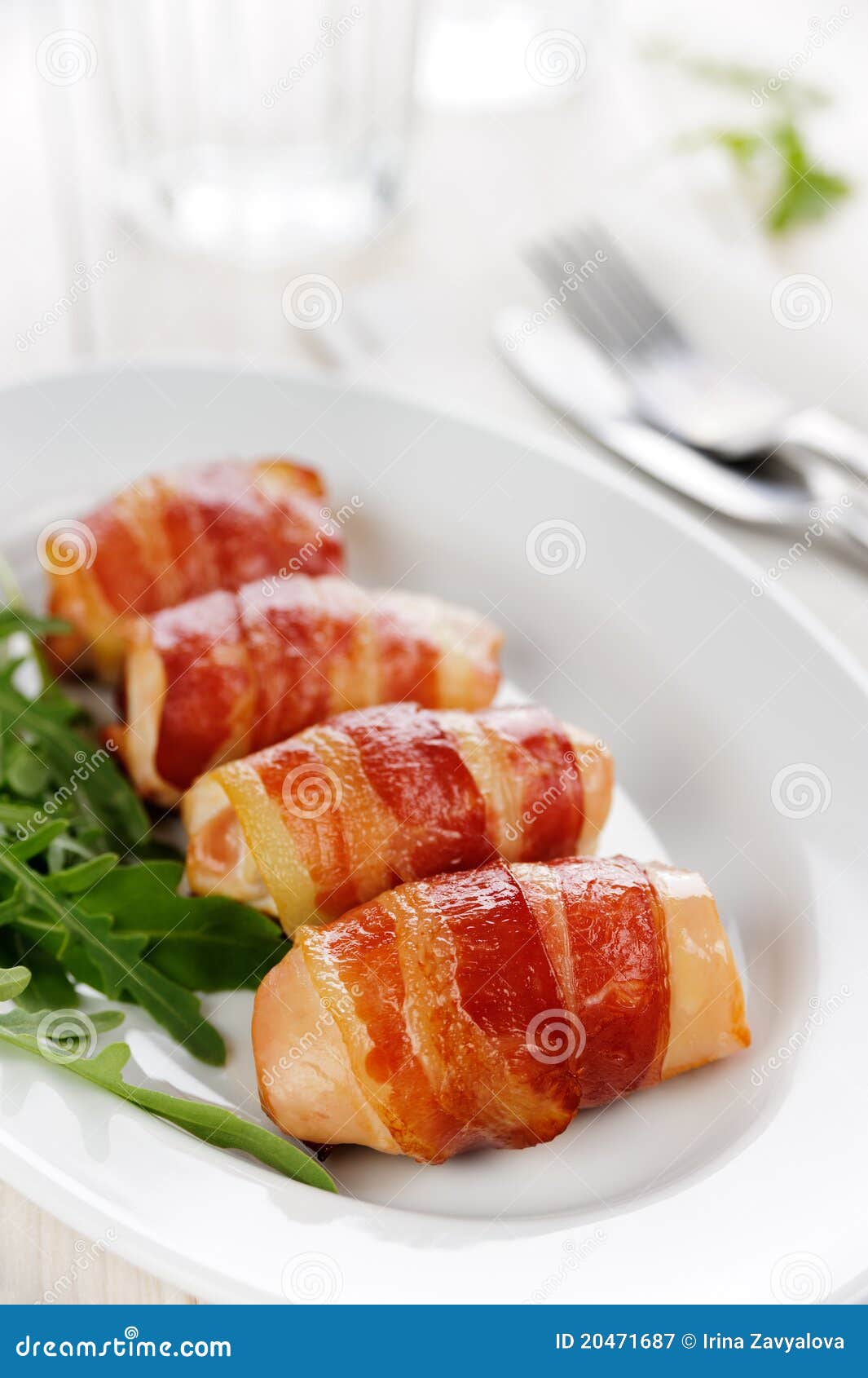 Poulet avec le lard grillé image stock. Image du cuit - 20471687