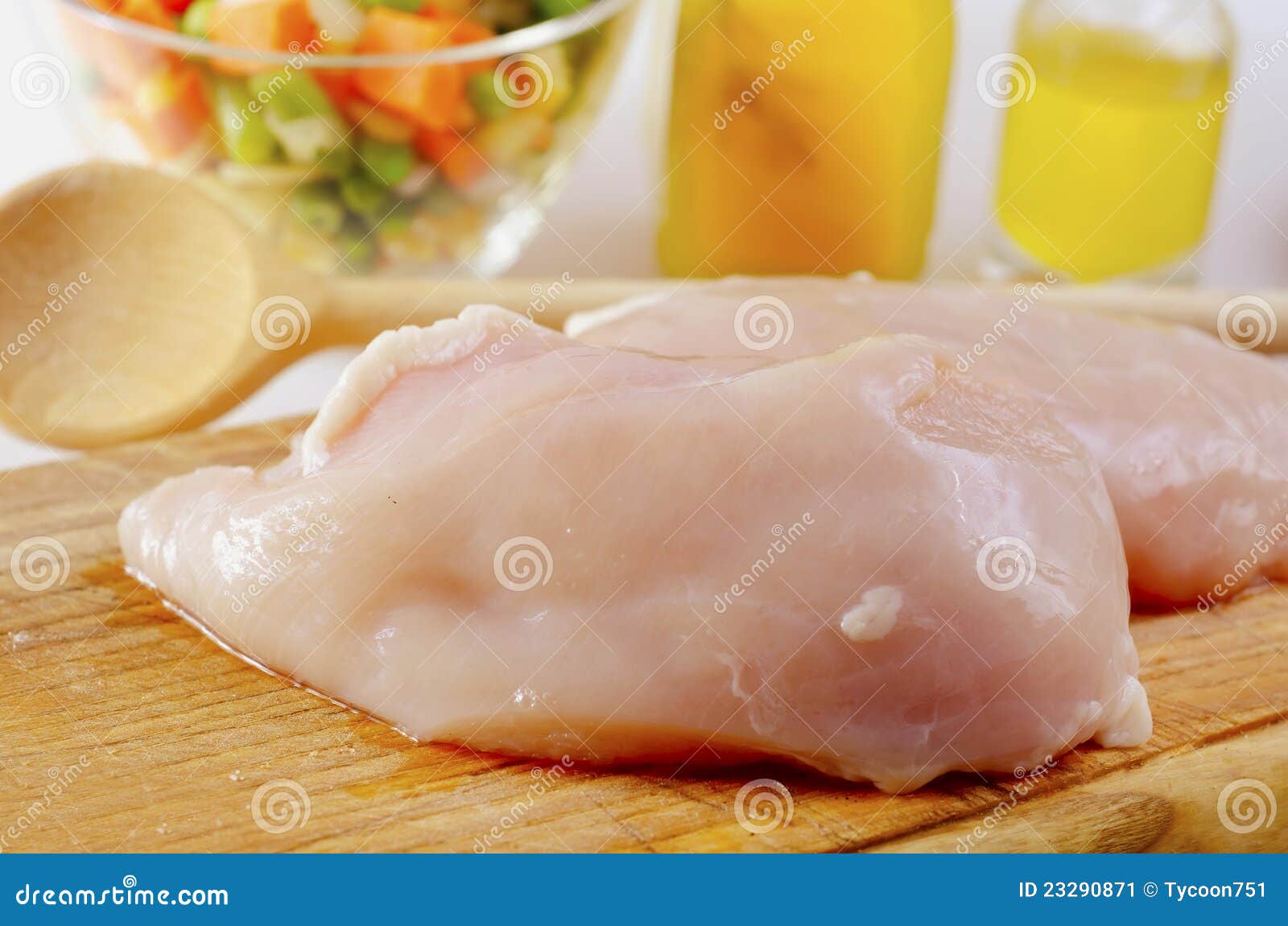 Poulet cru image stock. Image du déjeuner, personne, cuisine - 23290871