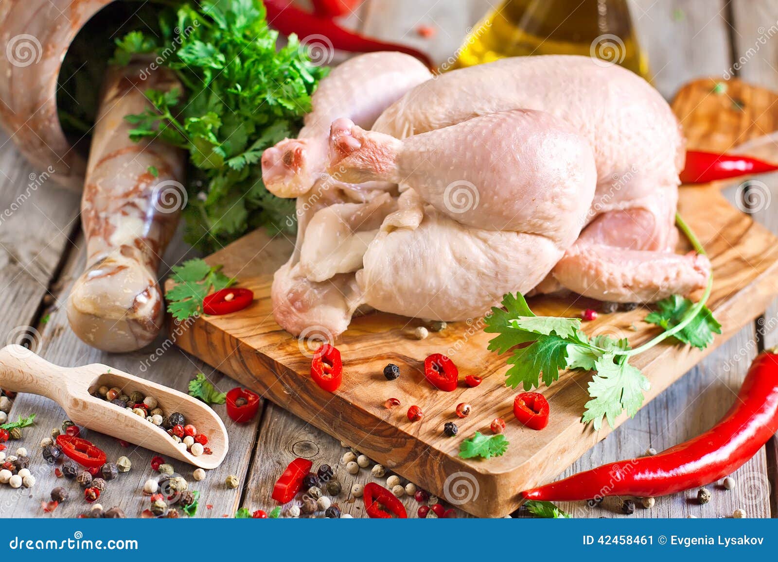 Poulet cru image stock. Image du gros, déjeuner, herbes - 42458461