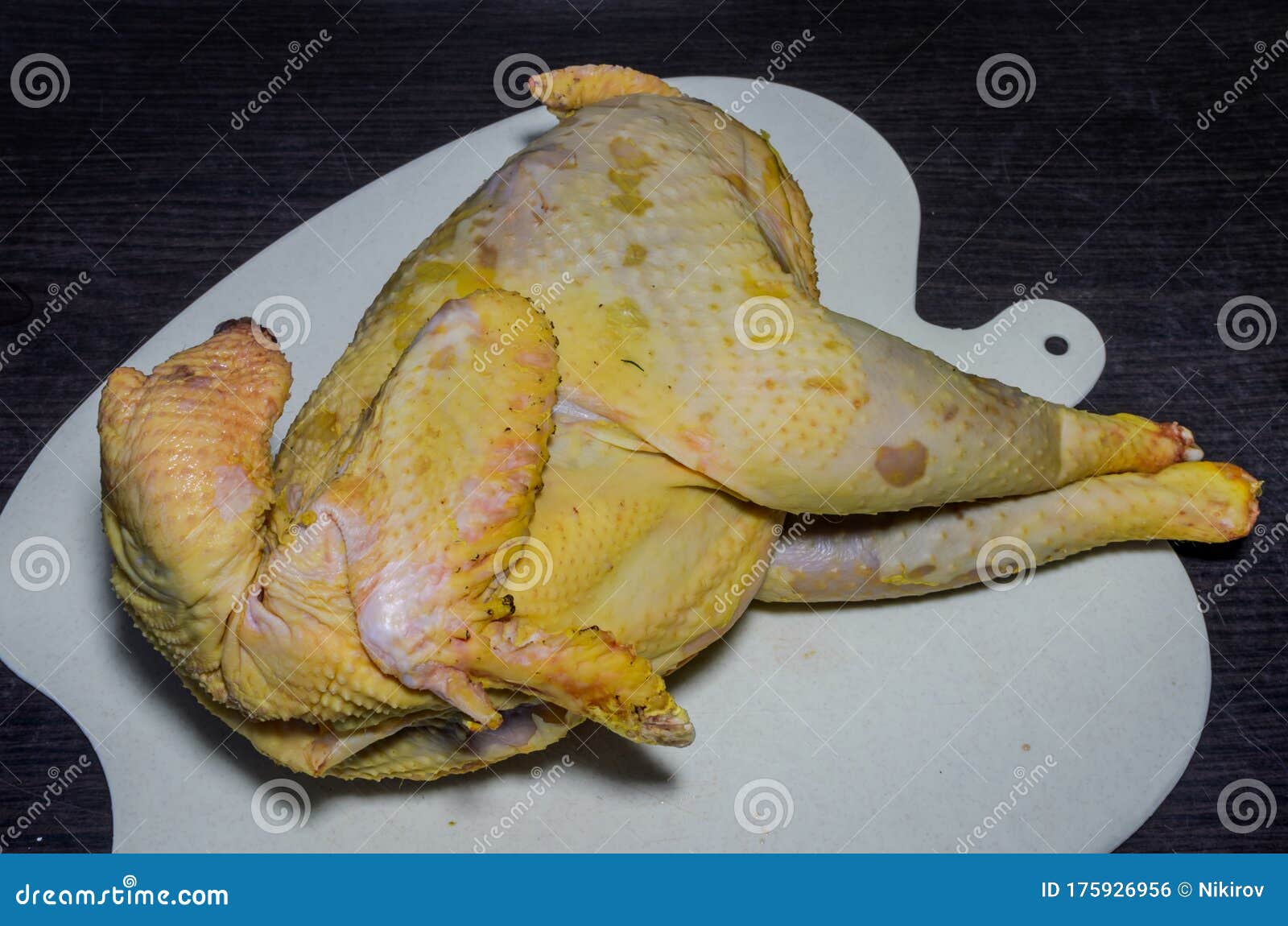 Poulet Cru Avant Cuisson Sur La Table Photo stock - Image du mangez ...