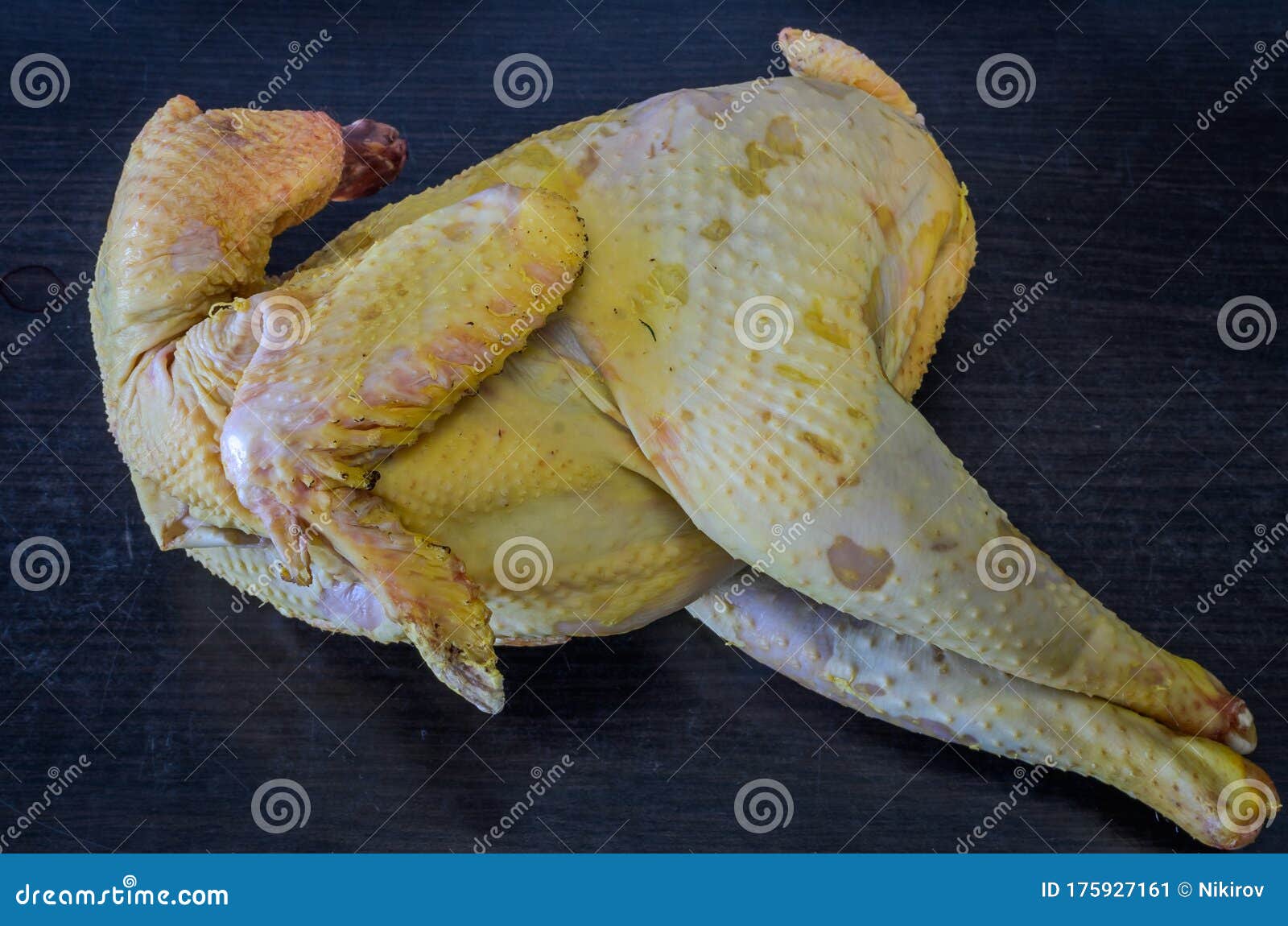 Poulet Cru Avant Cuisson Sur La Table Image stock - Image du brun ...