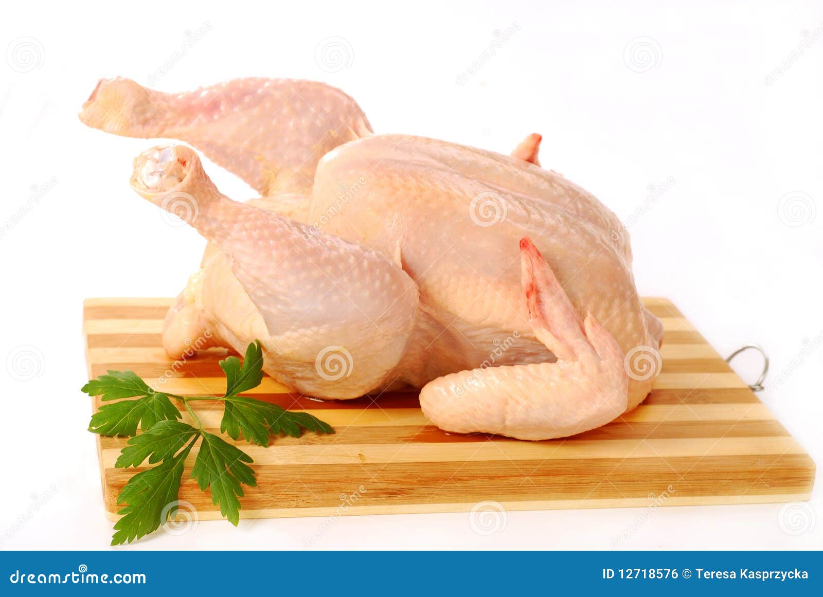 Poulet entier cru photo stock. Image du dîner, viande - 12718576