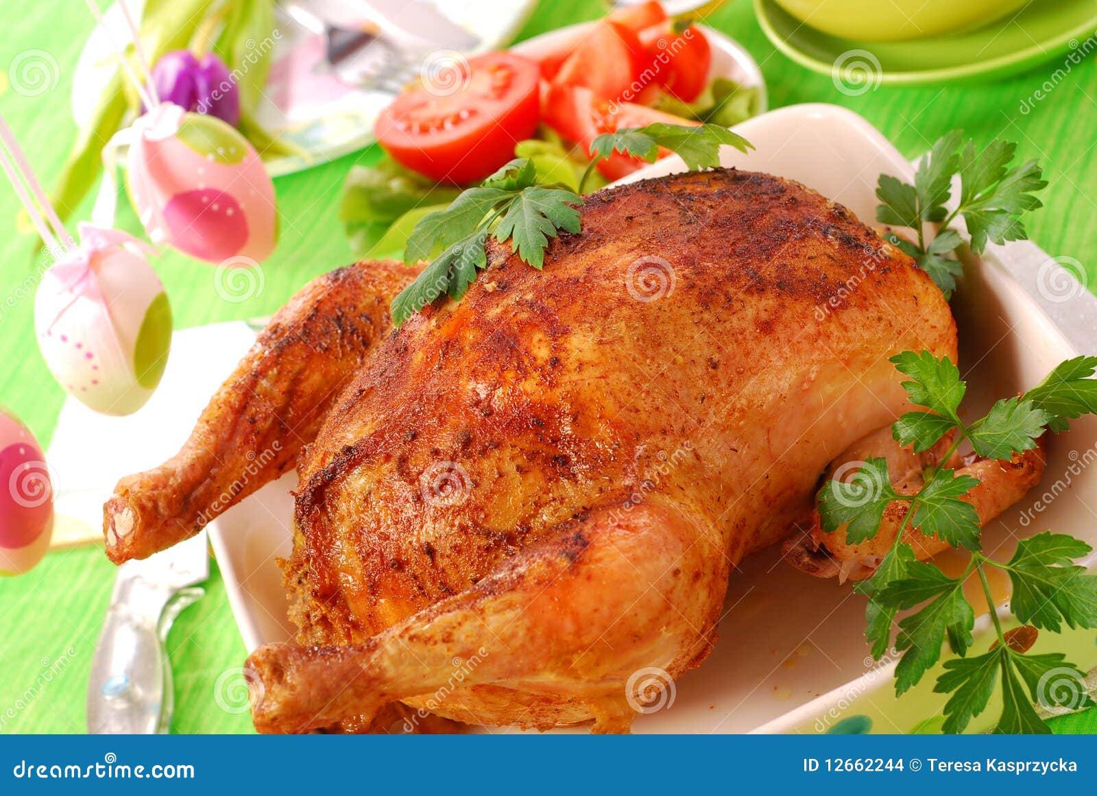 Poulet entier cuit au four photo stock. Image du entier - 12662244