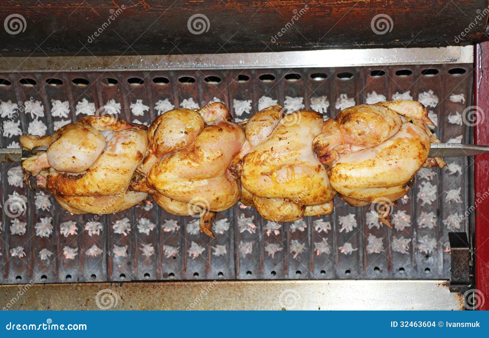 Poulet sur la broche photo stock. Image du repas, culinaire - 32463604