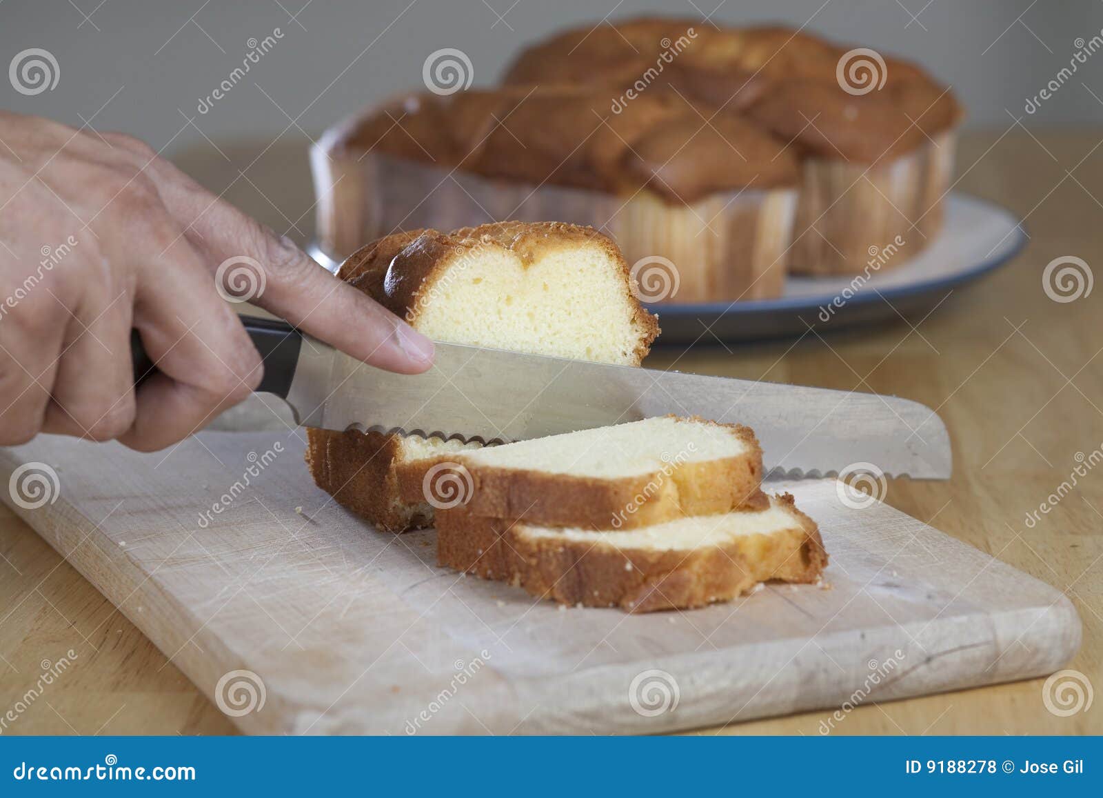 Pound Cake on Cutting Board Stock Photo - Image of loaf, cutting: 9188278