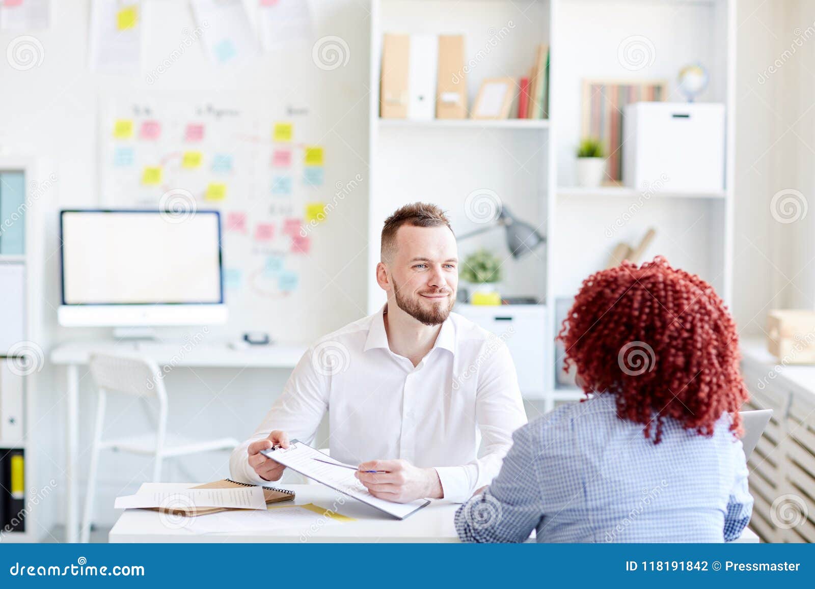 Pour Signer Un Contrat Au Bureau Photo stock - Image du compétence ...