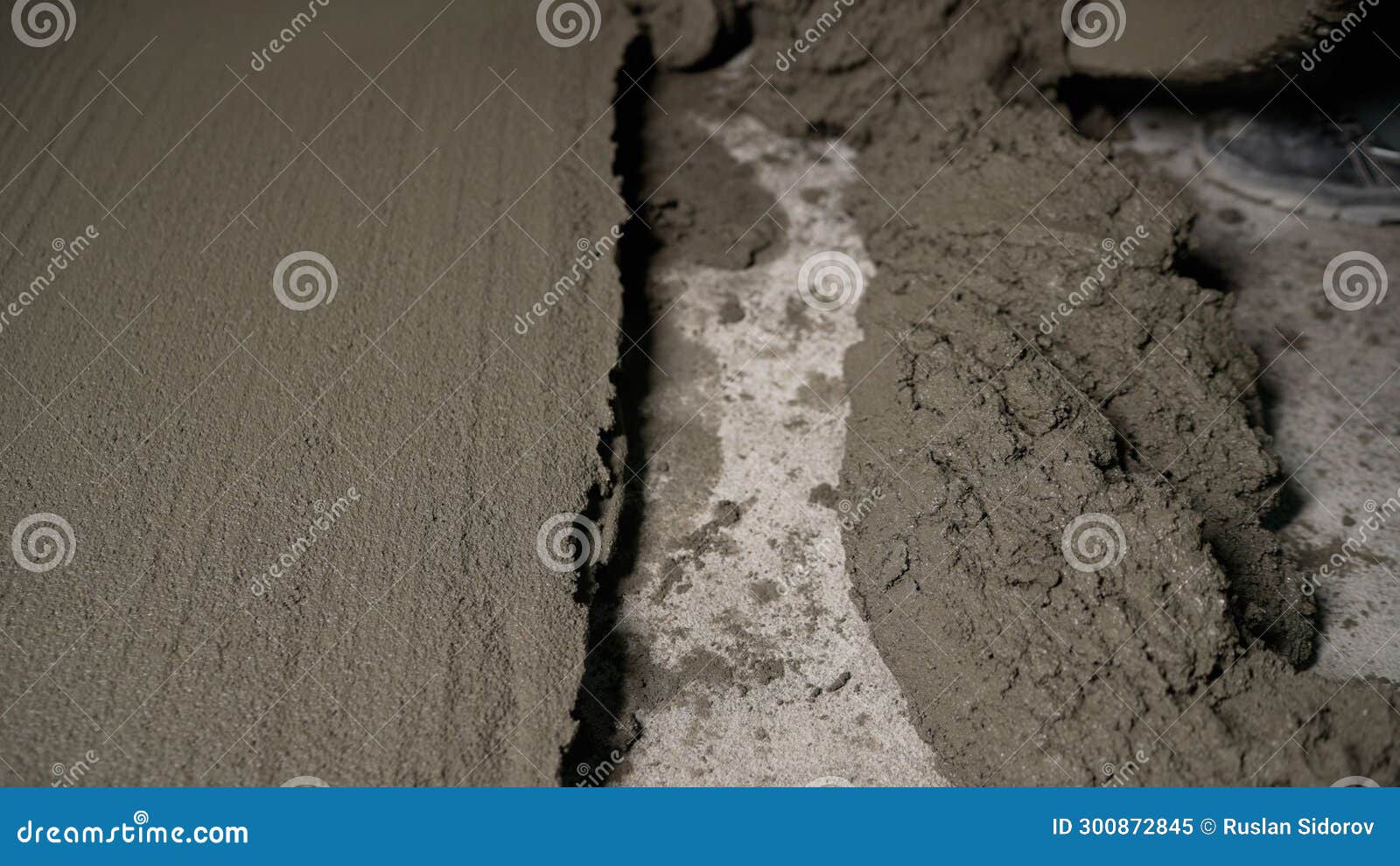 Pouring A Concrete Floor Using Mortar Pouring Concrete During
