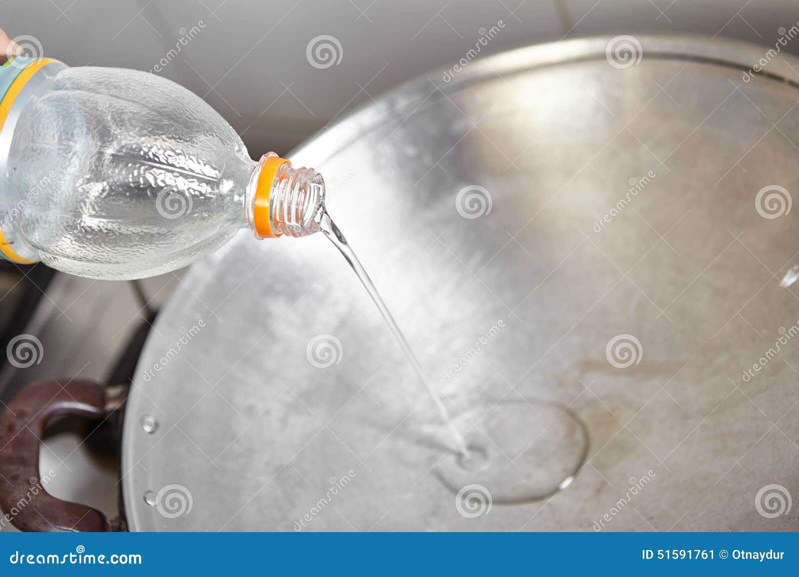 Pouring cooking oil stock image. Image of pouring, home - 51591761
