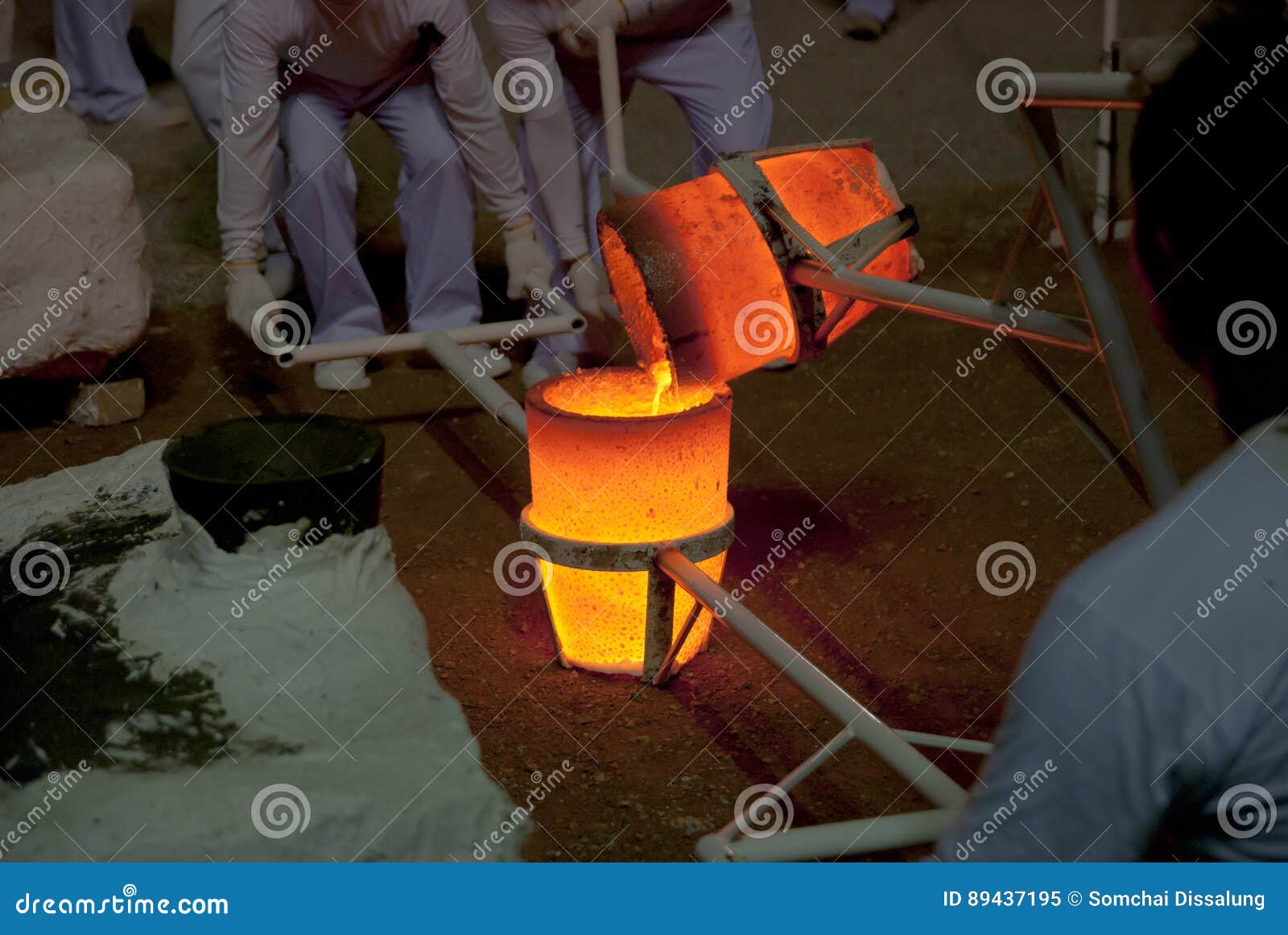 Pouring gold Buddha statue editorial image. Image of form - 89437195