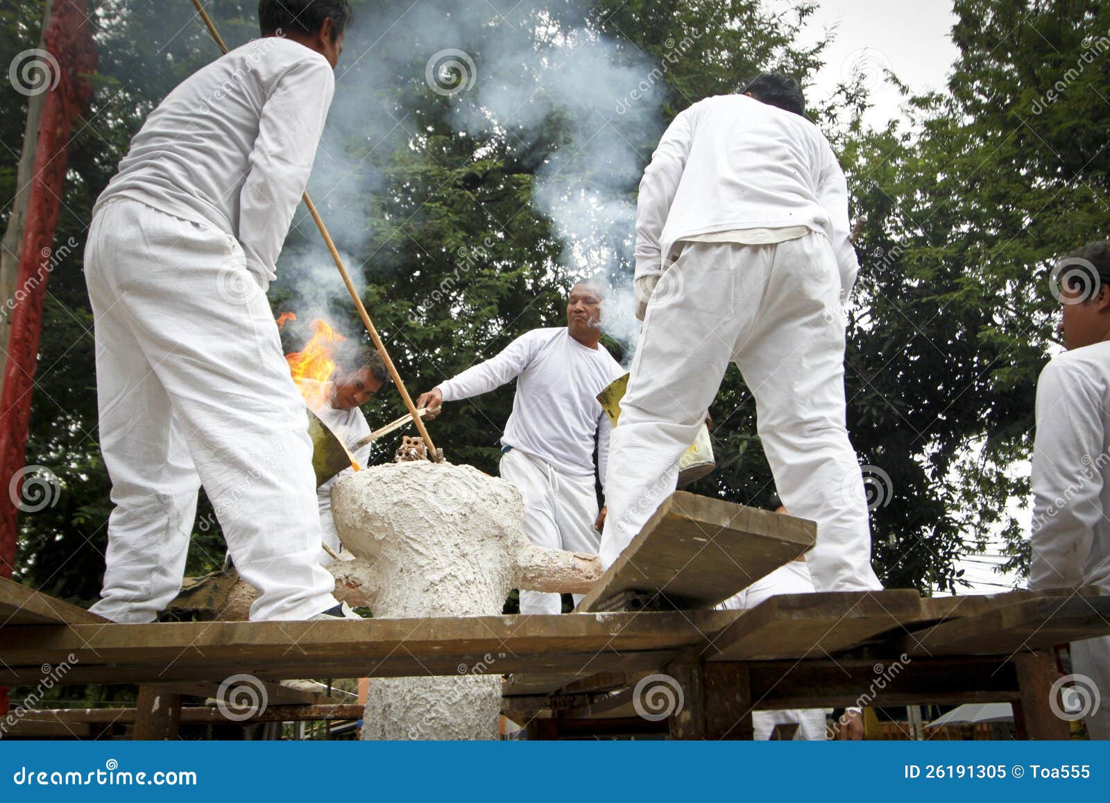 Pouring Molten Metal in Mold Editorial Image - Image of industry, asia ...