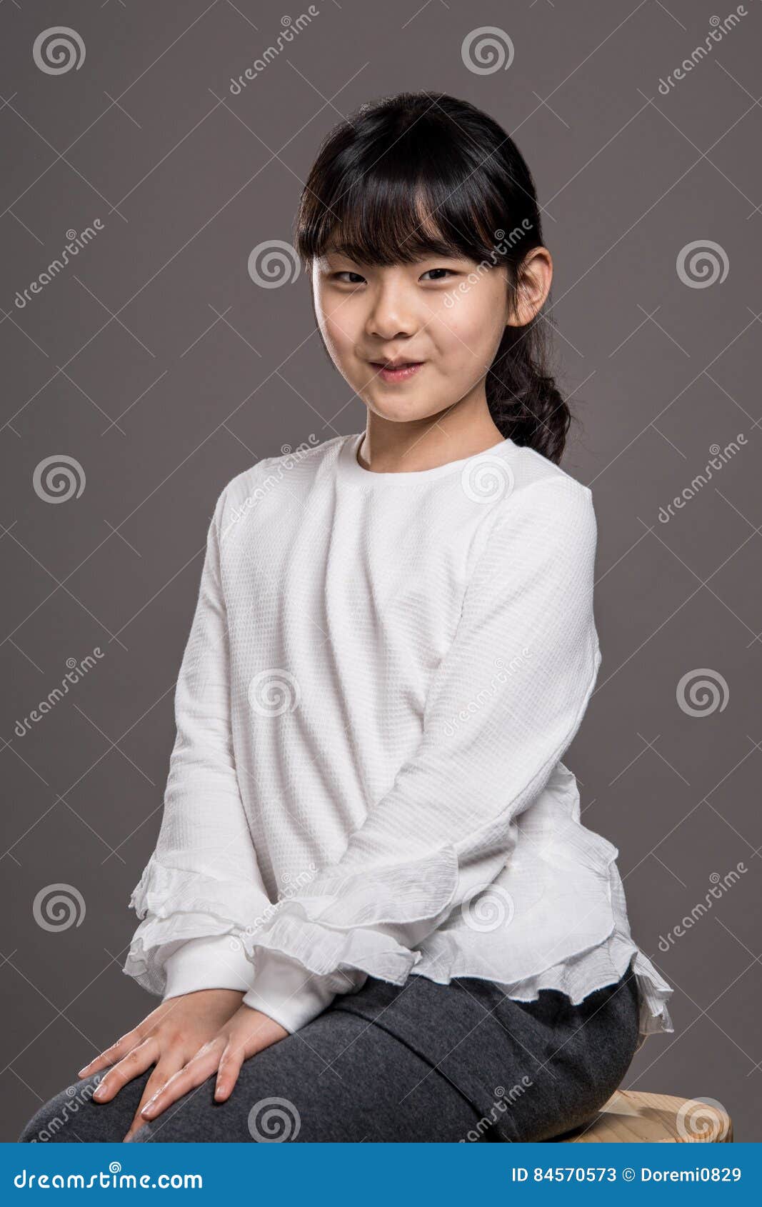 Pousse Asiatique Adolescente De Portrait De Studio D'enfant De Fille ... Pousse Asiatique Adolescente De Portrait De Studio D'enfant De Fille ...
