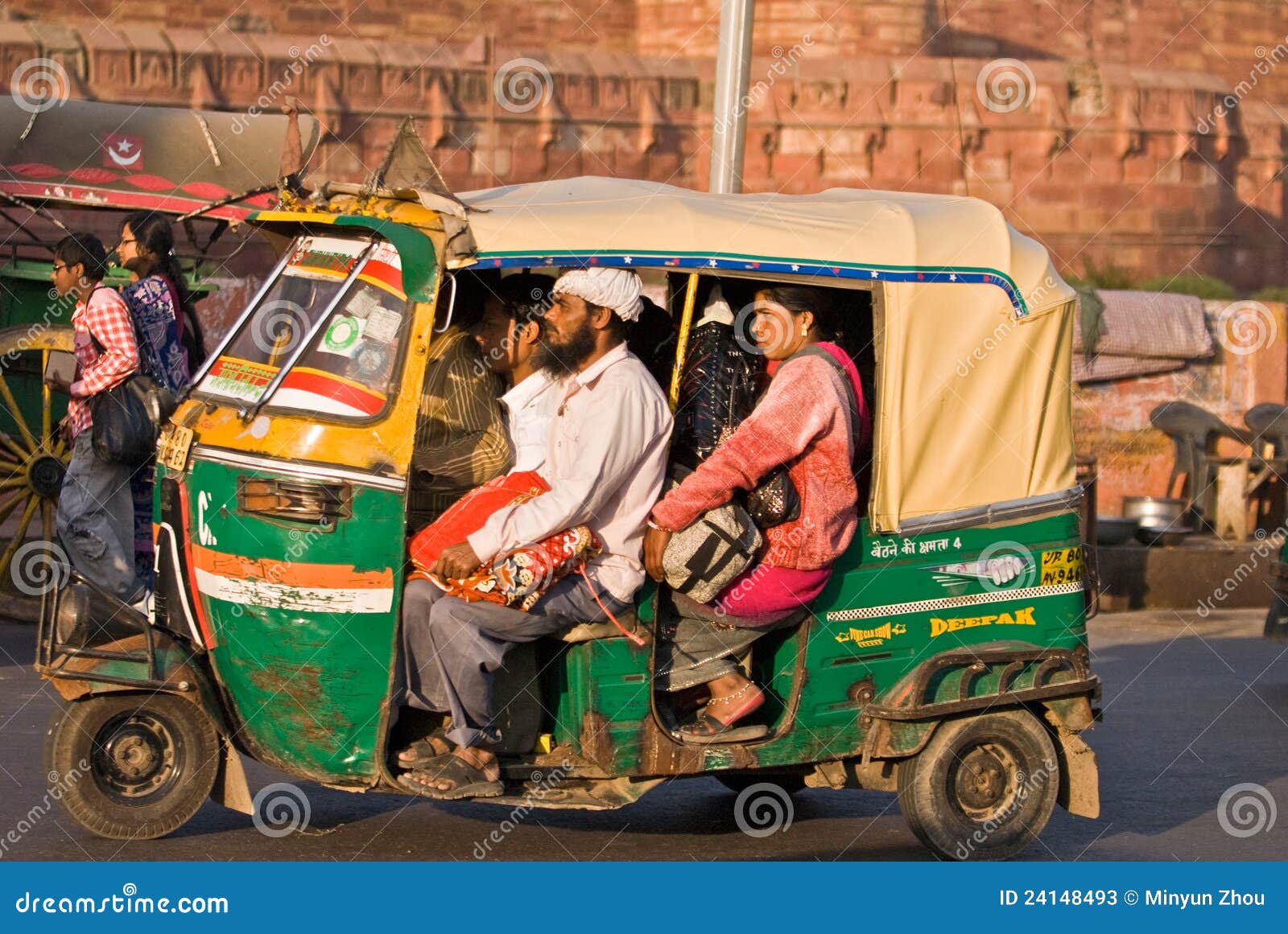 Pousse-pousse Automatique Pilotant Sur La Route, Inde Photo stock ...