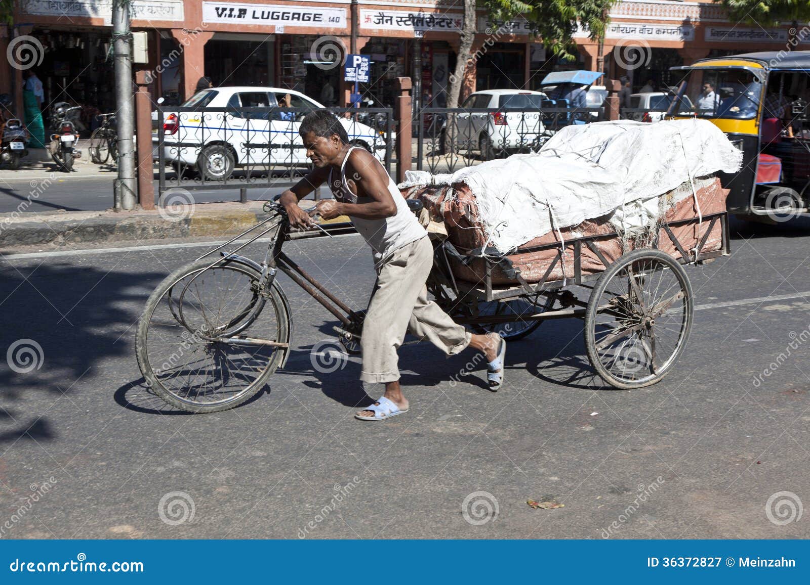 Pousse-pousse De Cycle Dans Les Rues Photographie éditorial - Image du ...
