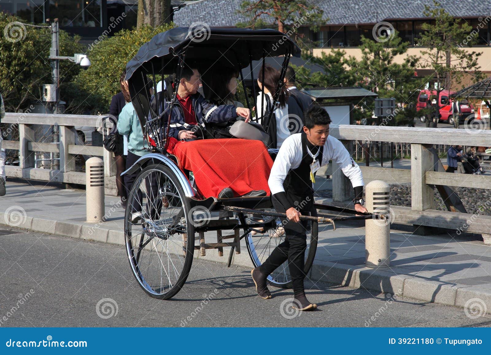Pousse-pousse japonais image éditorial. Image du rural - 39221180