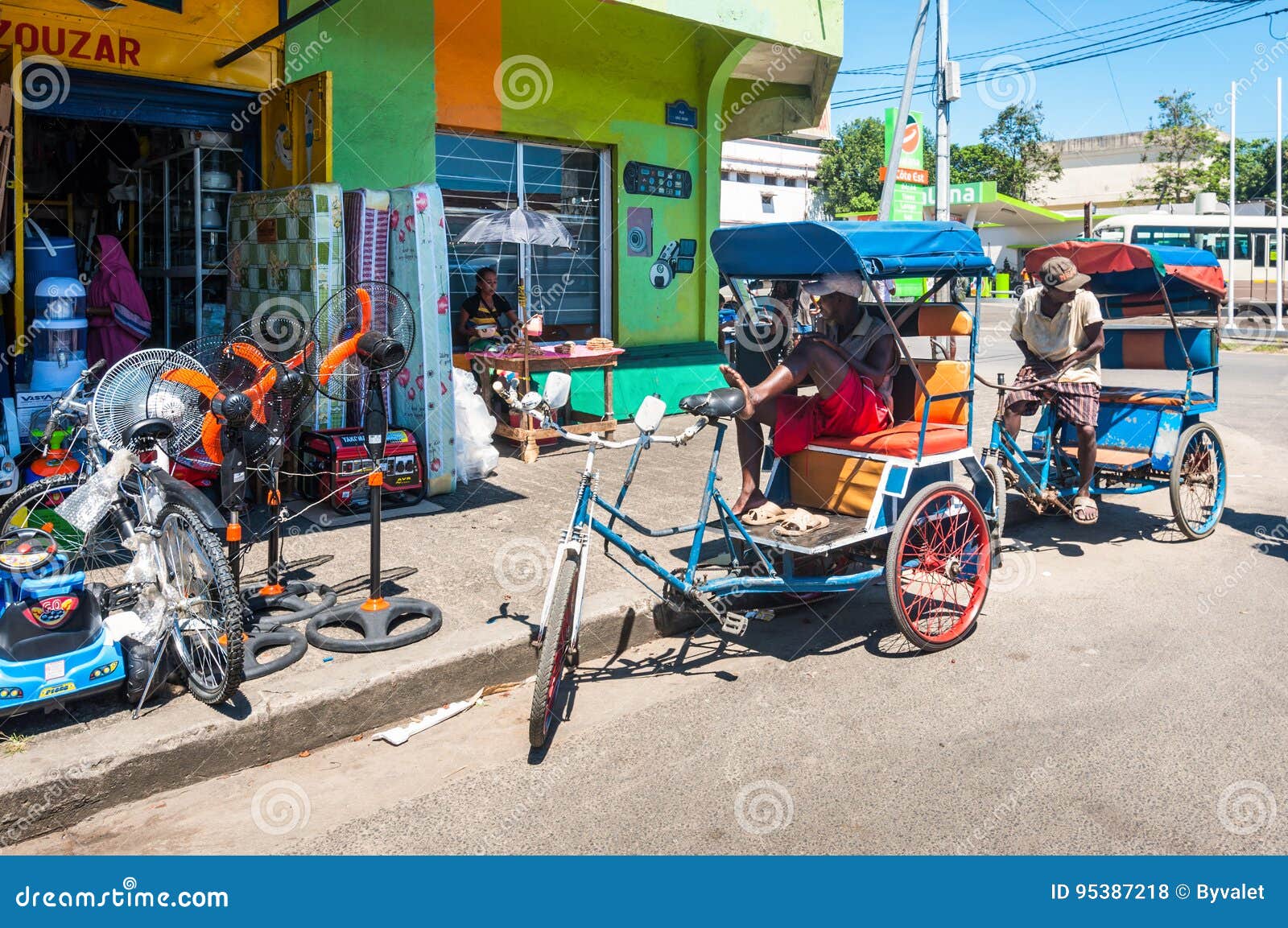 Pousse-pousse Malgaches Au Madagascar Photo stock éditorial - Image du ...